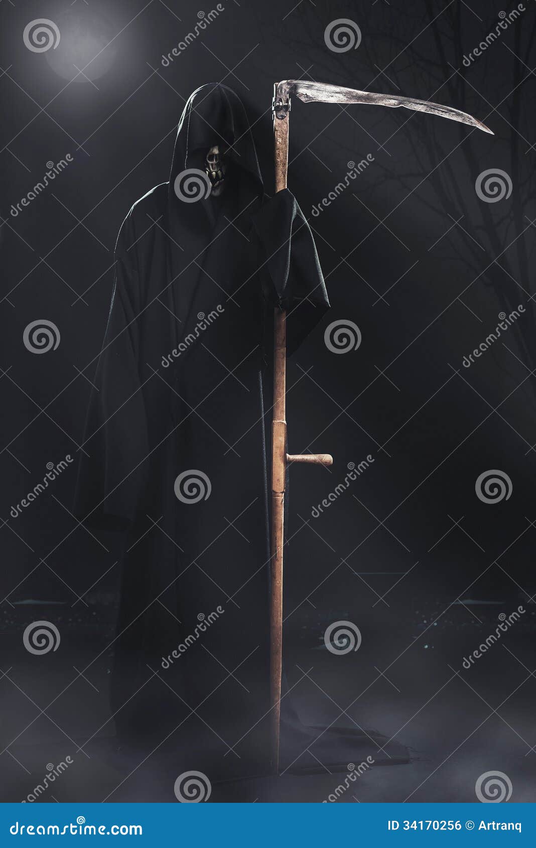 Tod Mit Der Sense, Die Nachts Steht Stockfoto - Bild von feiern ...