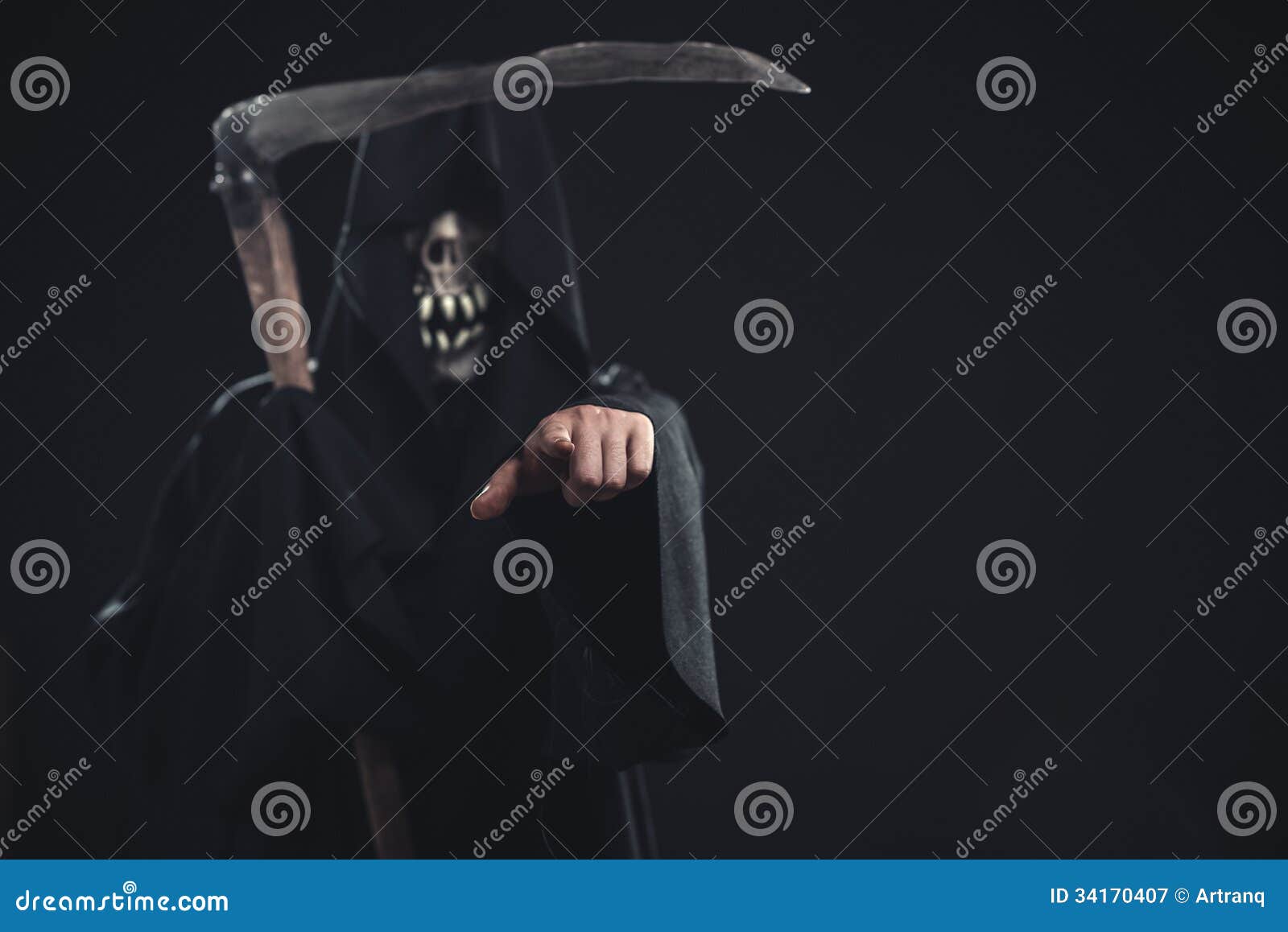 Tod Mit Der Sense, Die Nachts Steht Stockbild - Bild von halloween ...