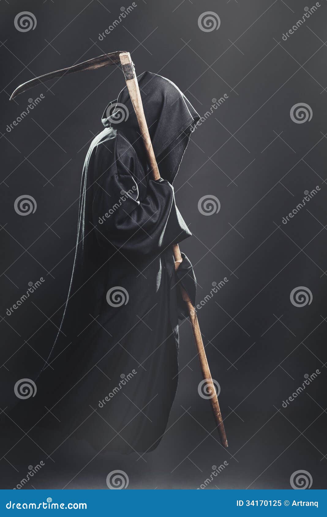 Tod Mit Sense Fliesin Der Nebel Stockbild - Bild von fliegen, nebel ...