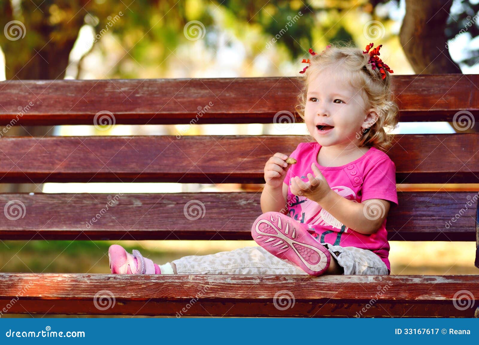 Toddler girl on the bench stock image. Image of fashion - 33167617