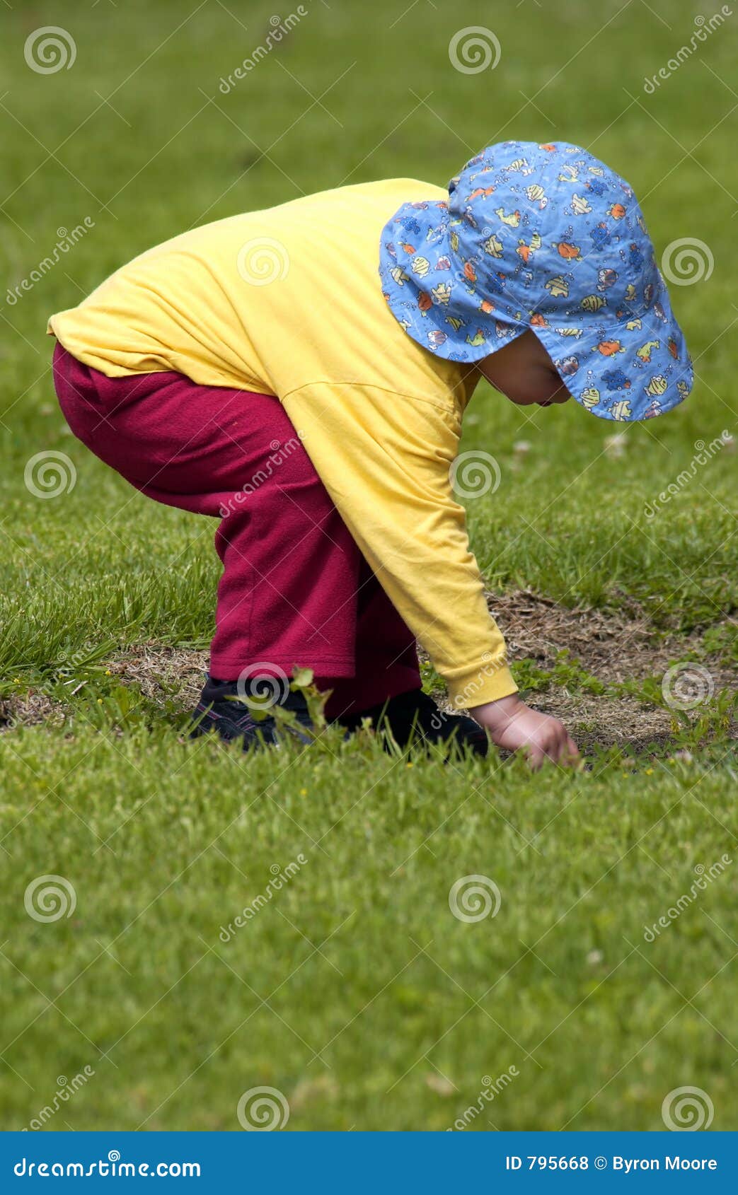 Todler fotografia stock. Immagine di giallo, cappello, rosso - 795668