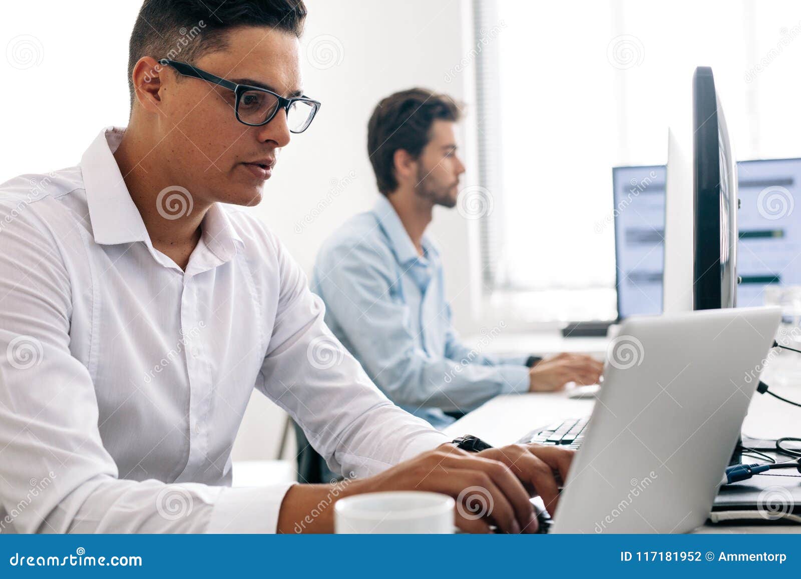 Toepassingsontwikkelaars Die Aan Computers in Bureau Werken Stock Foto ...