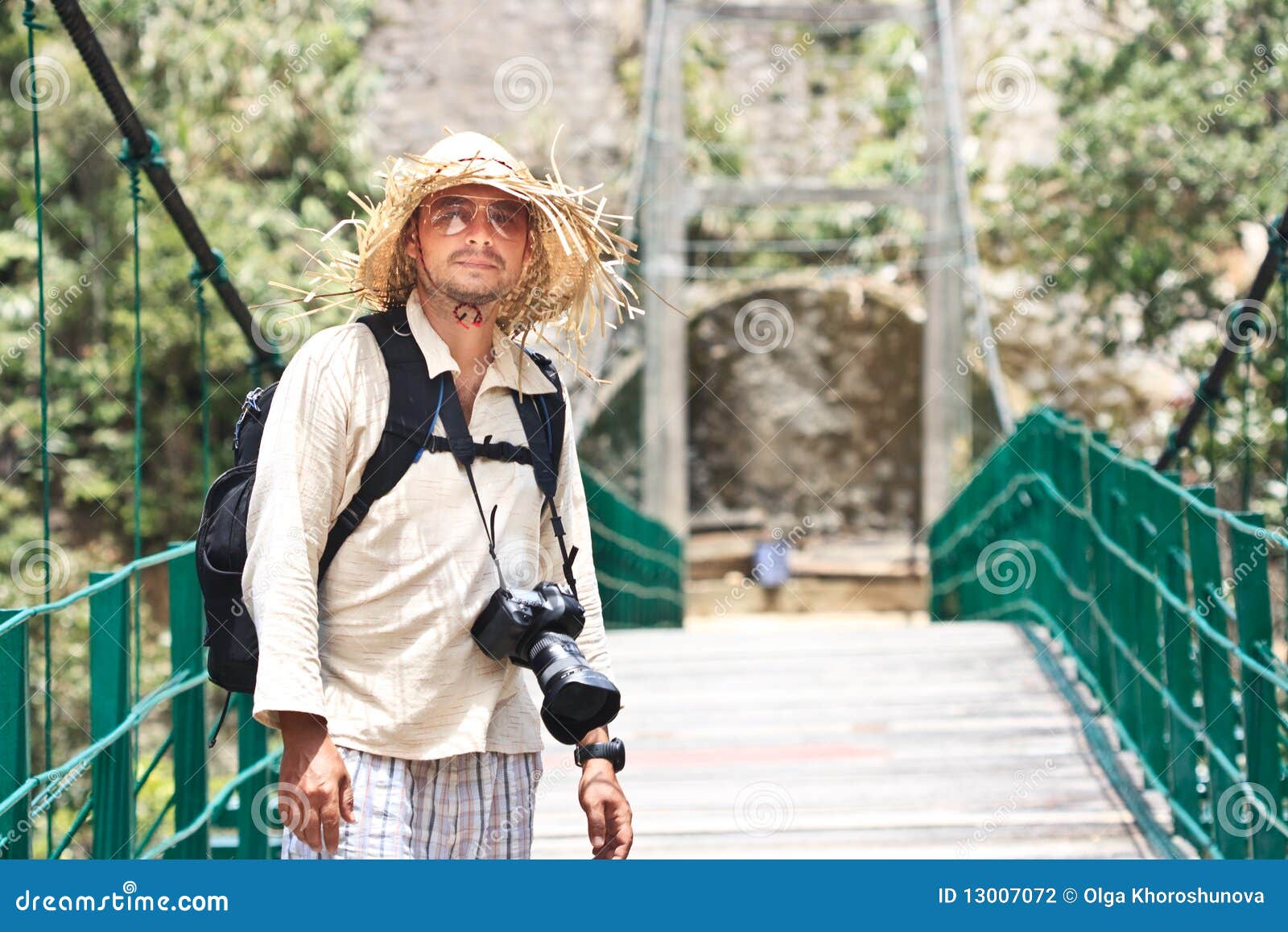 Toerist stock foto. Image of mens, brug, backpacker, stro - 13007072