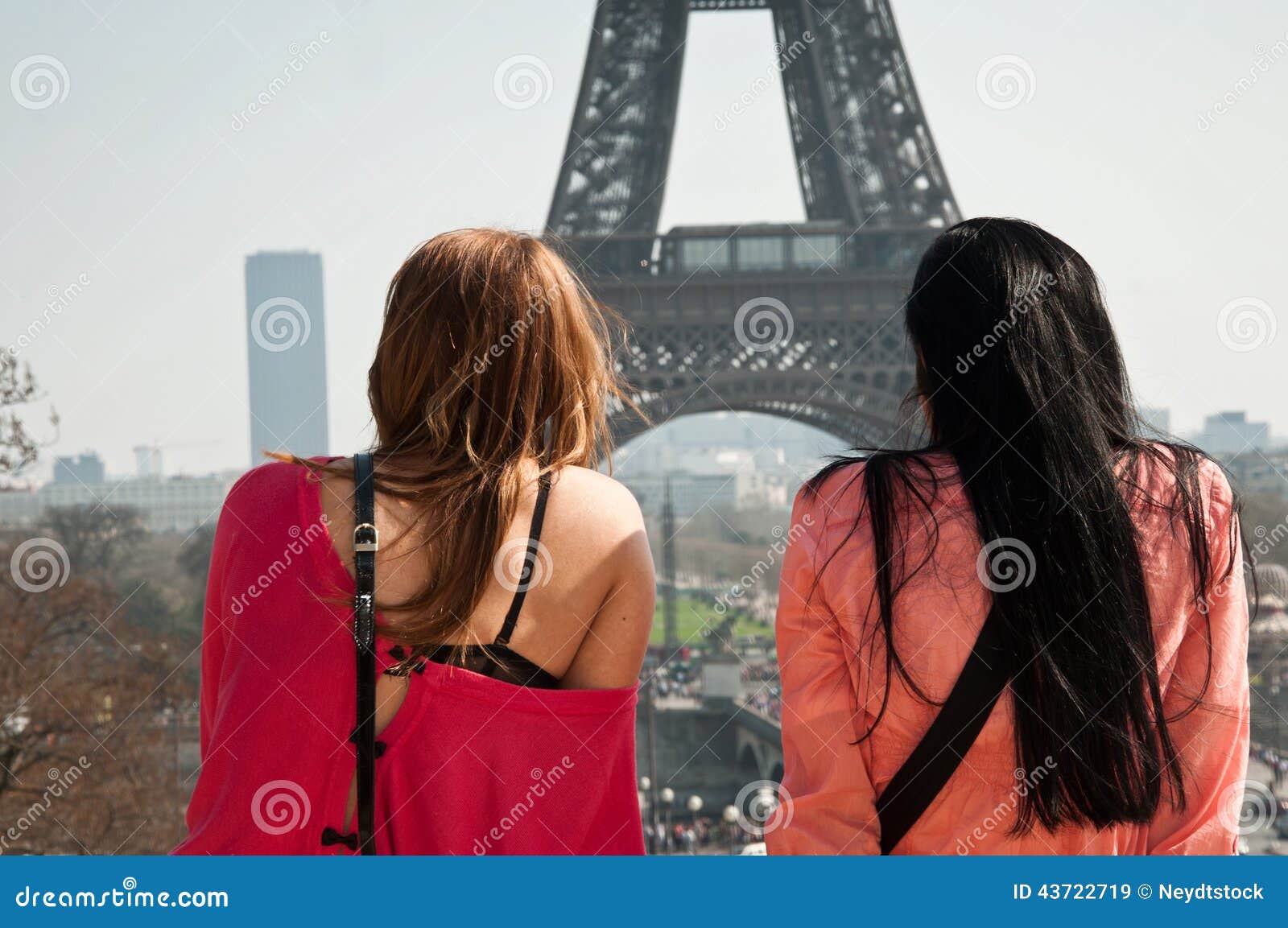 Toeristen in De Toren Van Eiffel in Parijs Redactionele Stock ...