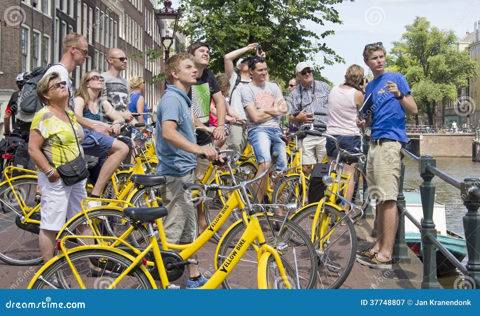 Toeristen Op Fietsen in Amsterdam Redactionele Fotografie - Image of ...