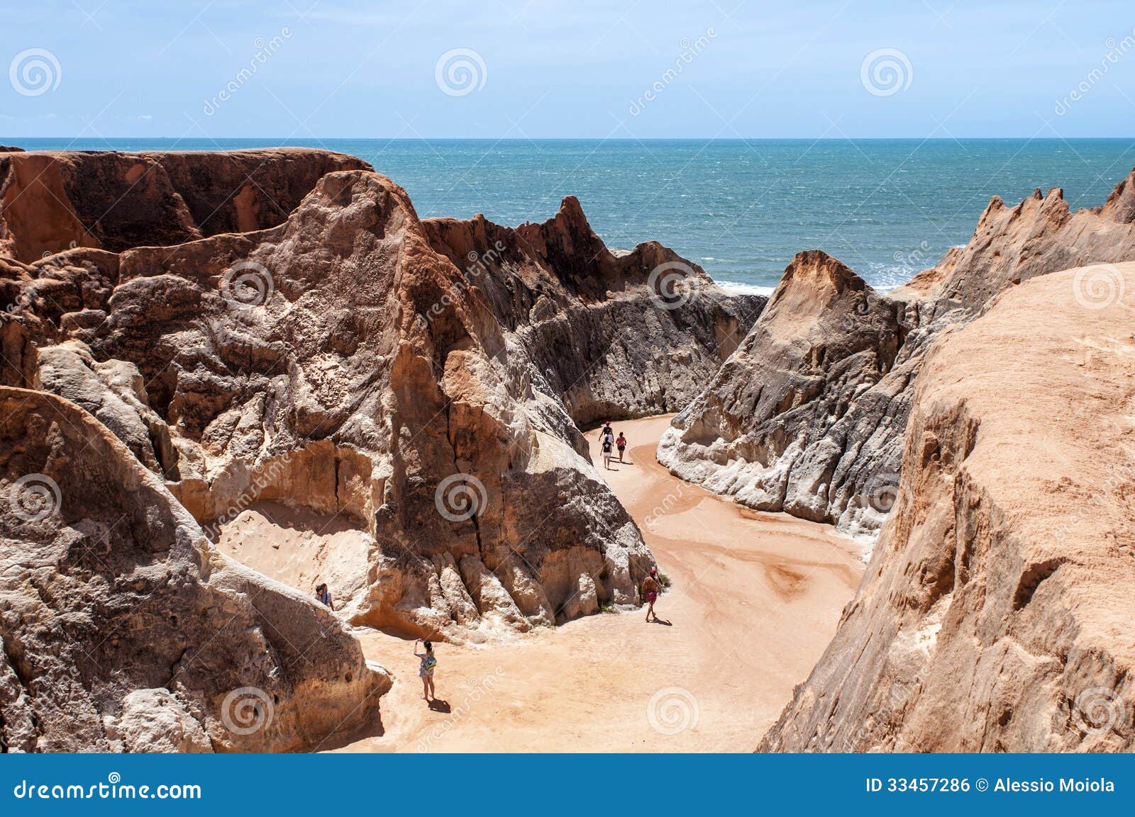 Toeristen Op Het Rotsachtige Strand Redactionele Foto - Image of oceaan ...