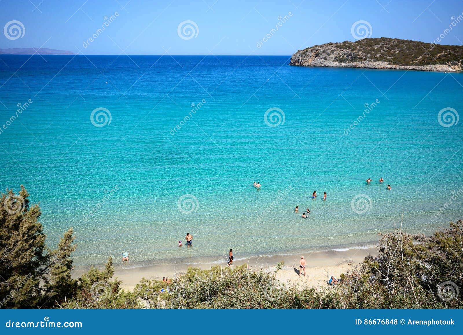 Toeristen Op Istro-strand, Kreta Redactionele Stock Foto - Image of ...