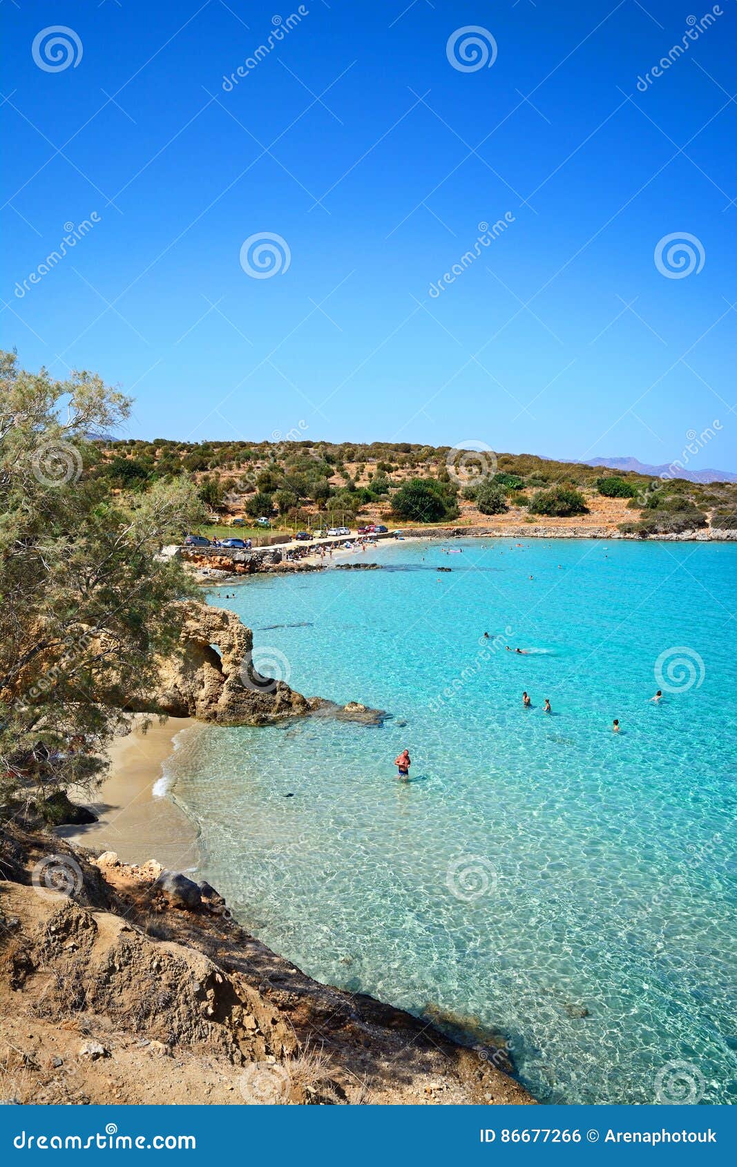 Toeristen Op Istro-strand, Kreta Redactionele Foto - Image of zonlicht ...