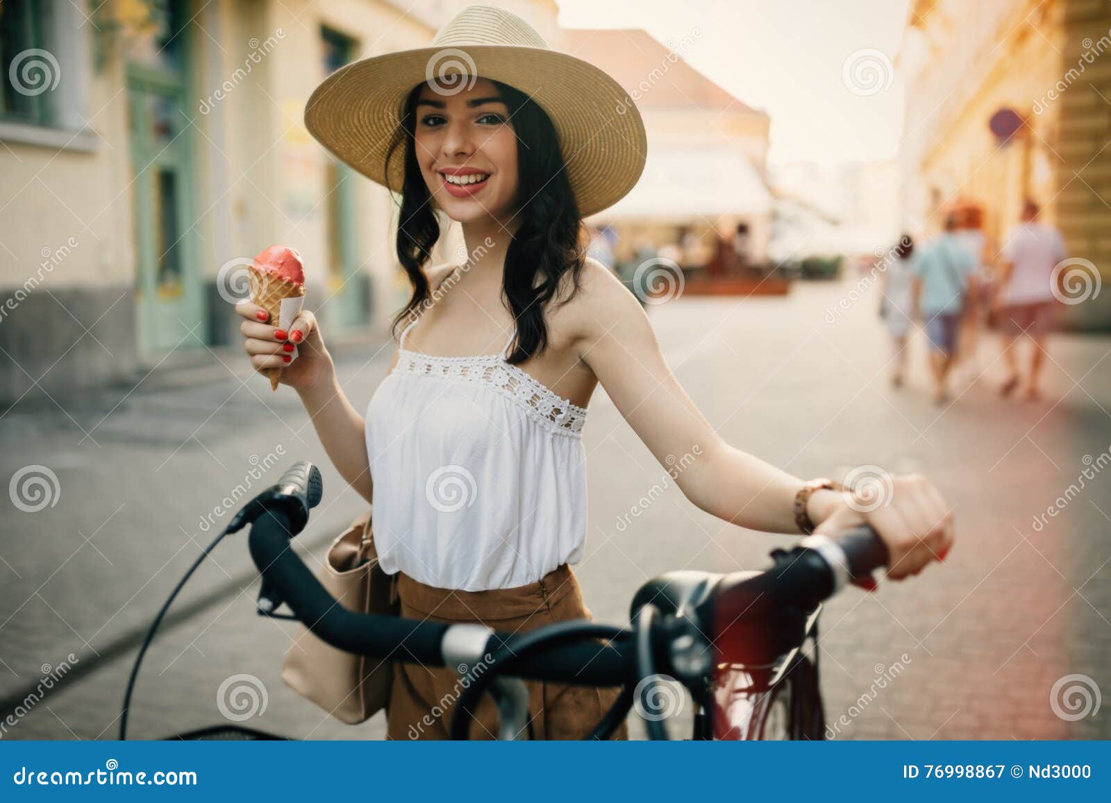 Toeristenvrouw Die Fiets Met Behulp Van Stock Afbeelding - Image of ...