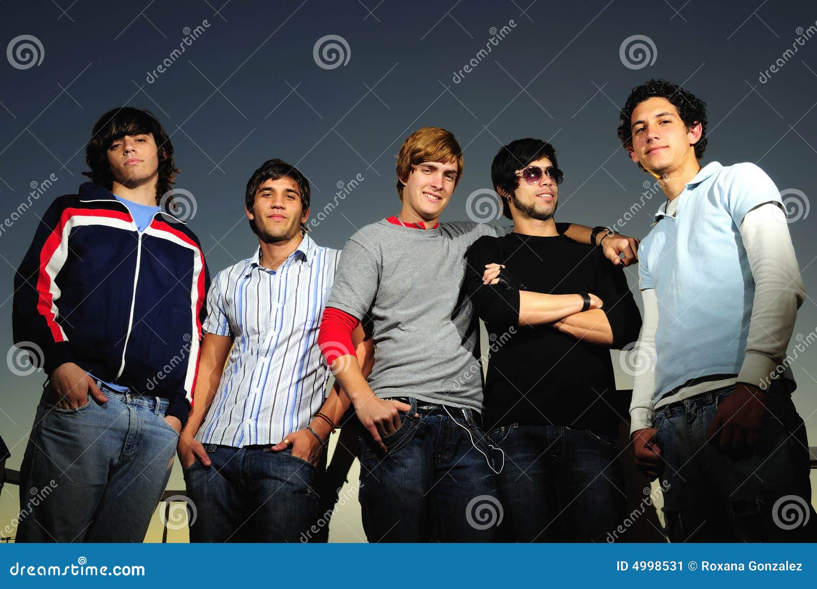 Toevallige Groep Jonge Jongens Stock Afbeelding - Image of toevallig ...