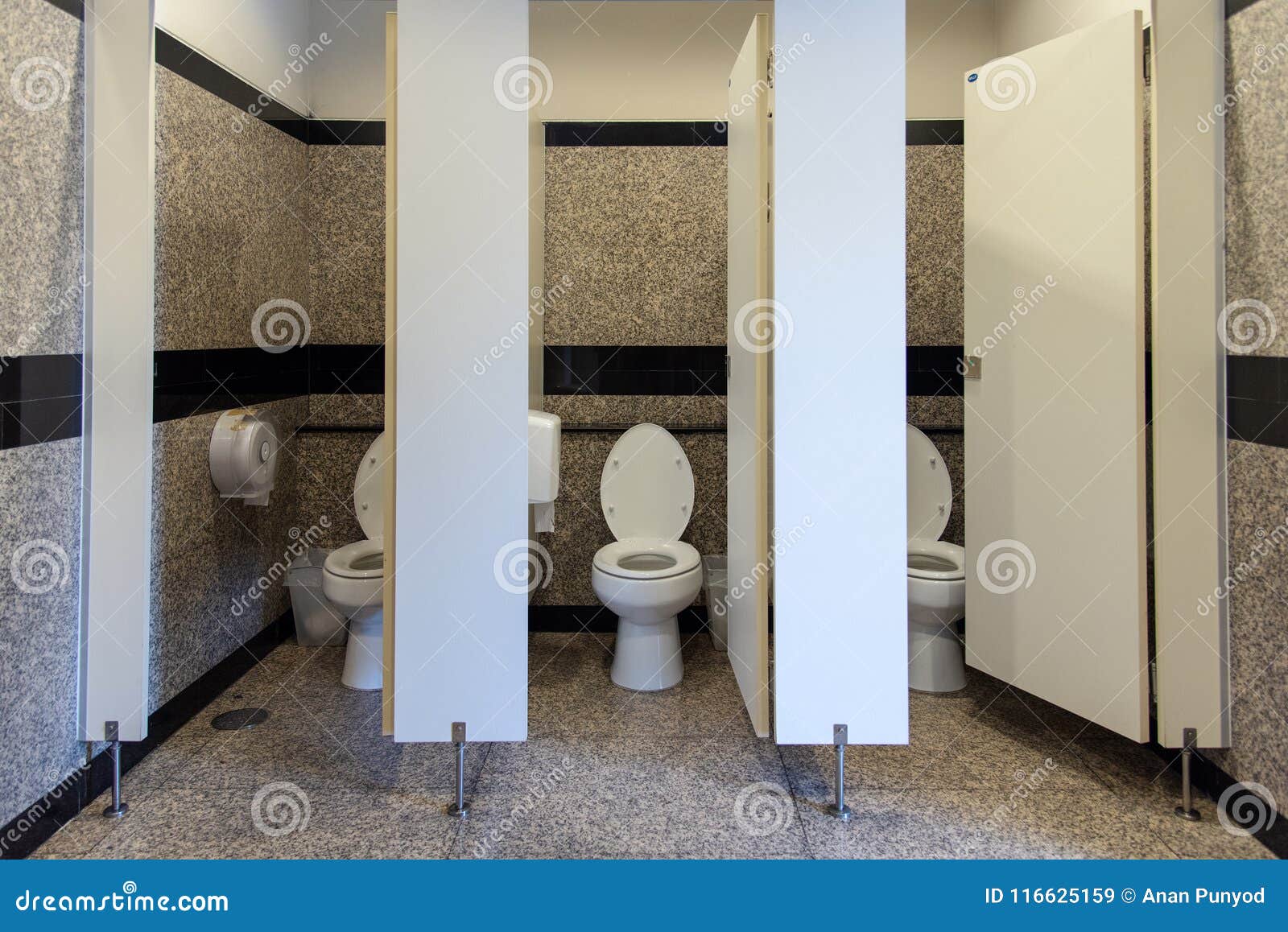 Toilet in Openbaar Drie Ruimtentoilet En Open Deur Stock Afbeelding ...