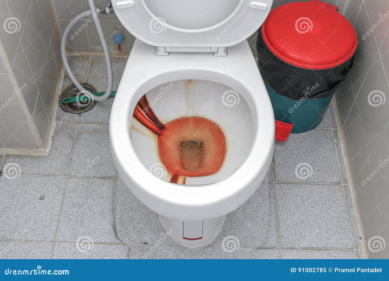 Toilet Vuil, Roestig Water in Openbare Toiletkom Stock Afbeelding ...