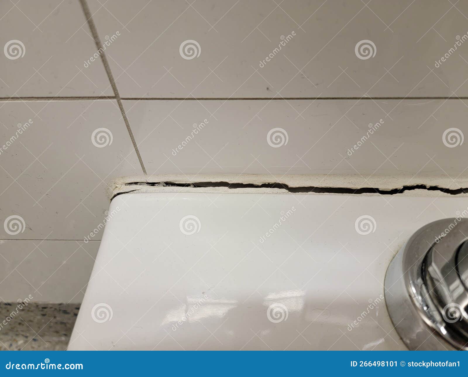 Toilette Im Badezimmer Mit Riss in Der Wand Oder Kessel Stockbild ...