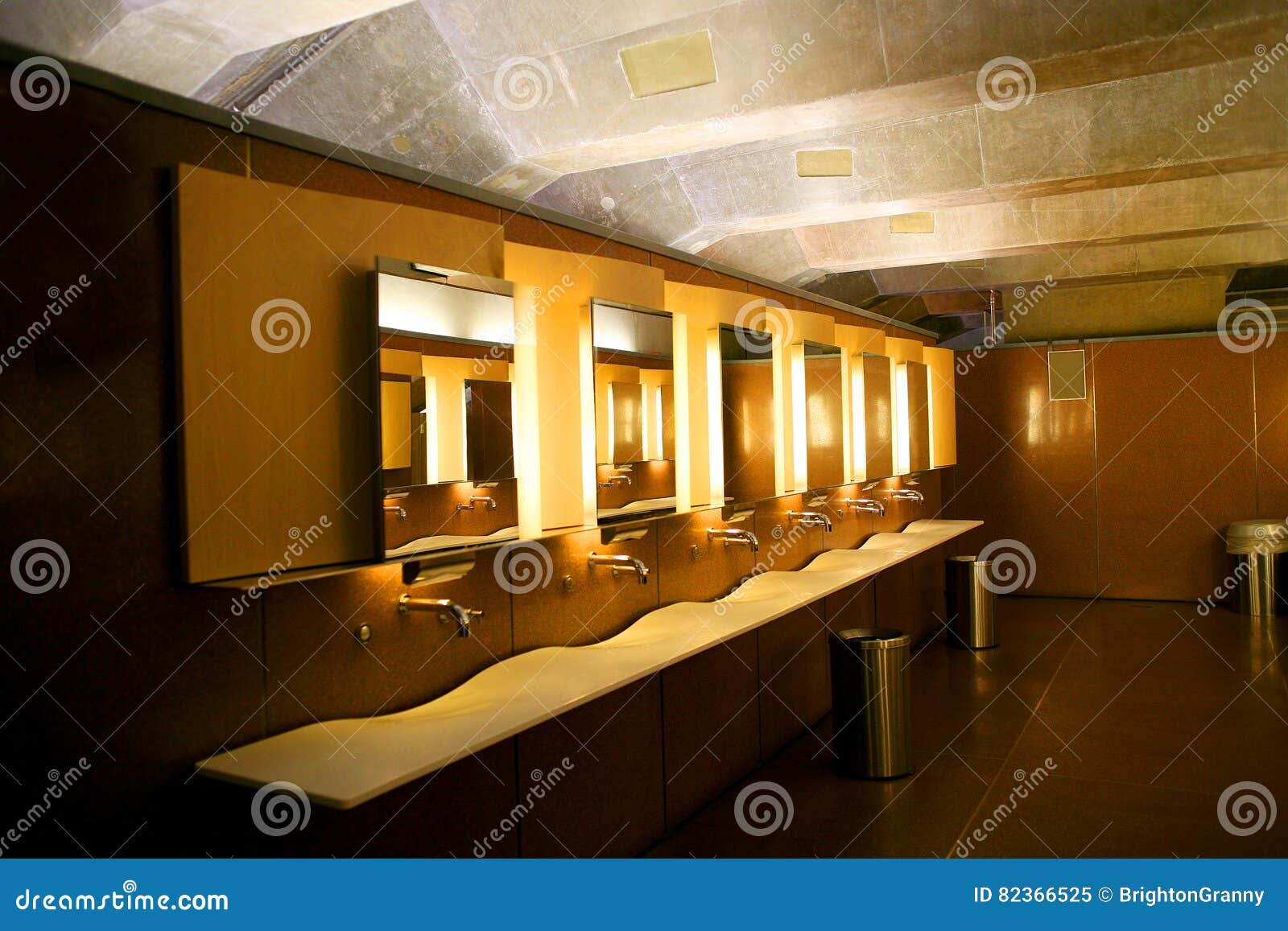 Toilette moderne de dames image éditorial. Image du moderne - 82366525