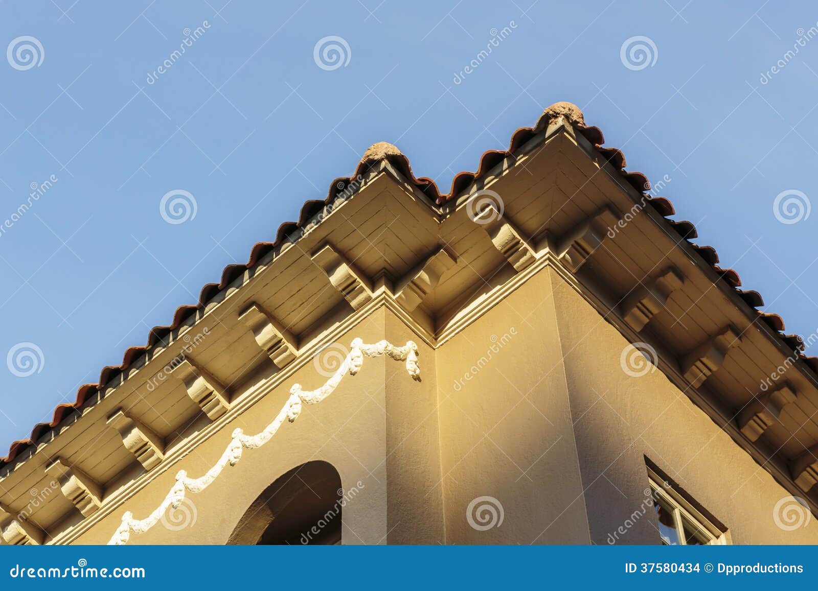 Toit Classieux De Maison Et Détail De Corniche Photo stock - Image du ...