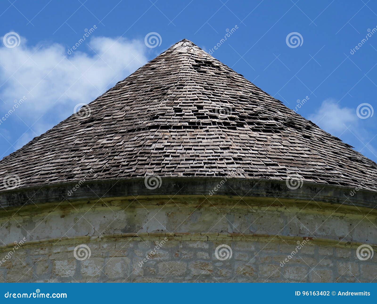 Toit conique photo stock. Image of wooden, avec, rustique - 96163402
