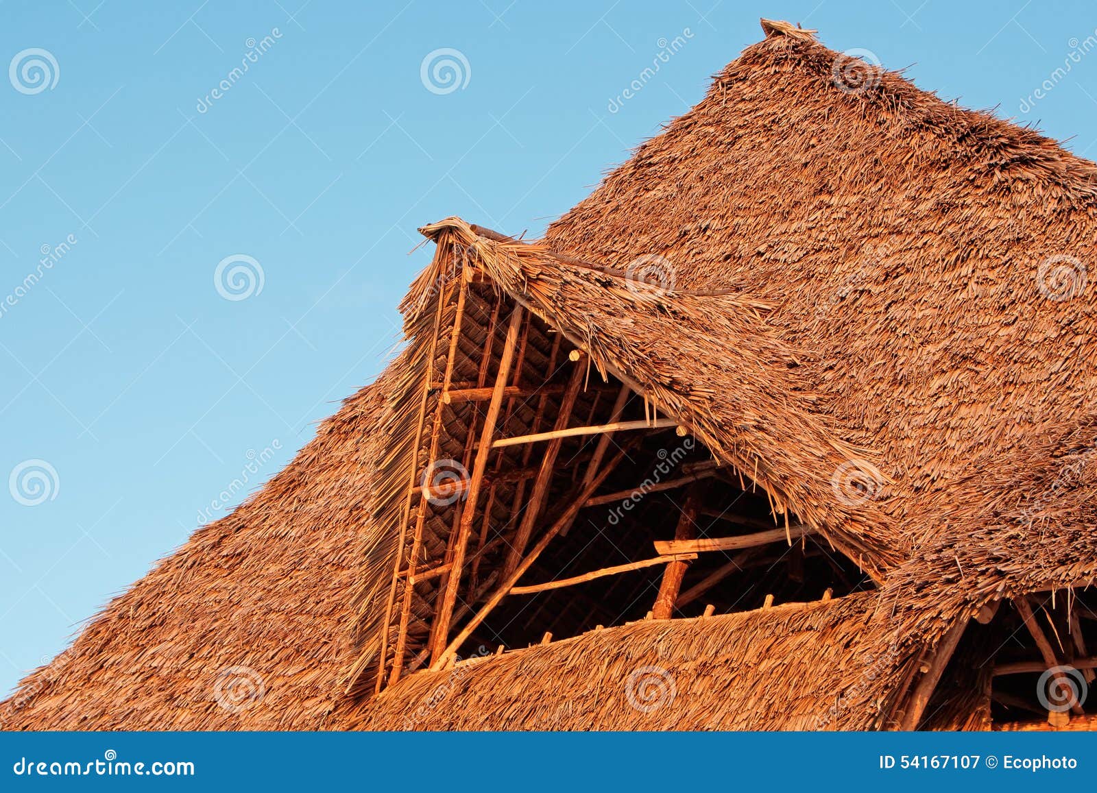Toit couvert de chaume image stock. Image du chaume, construction ...