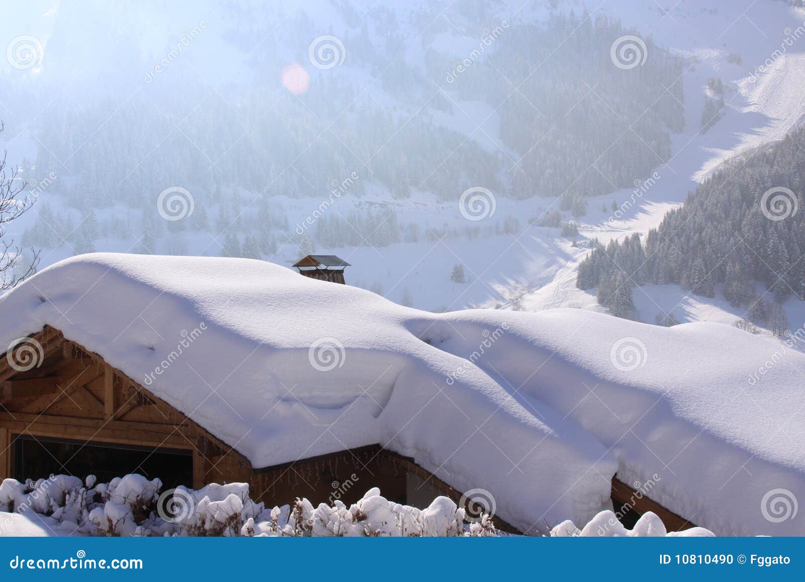 Toit De Chalet Sous La Neige Photo stock - Image du cottage, alpes ...