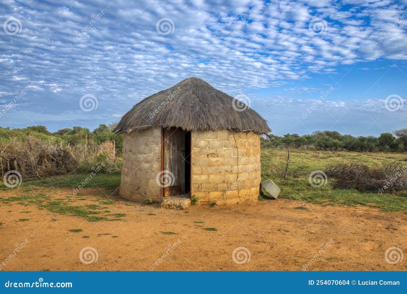 Toit de chaume photo stock. Image du construction, pauvreté - 254070604