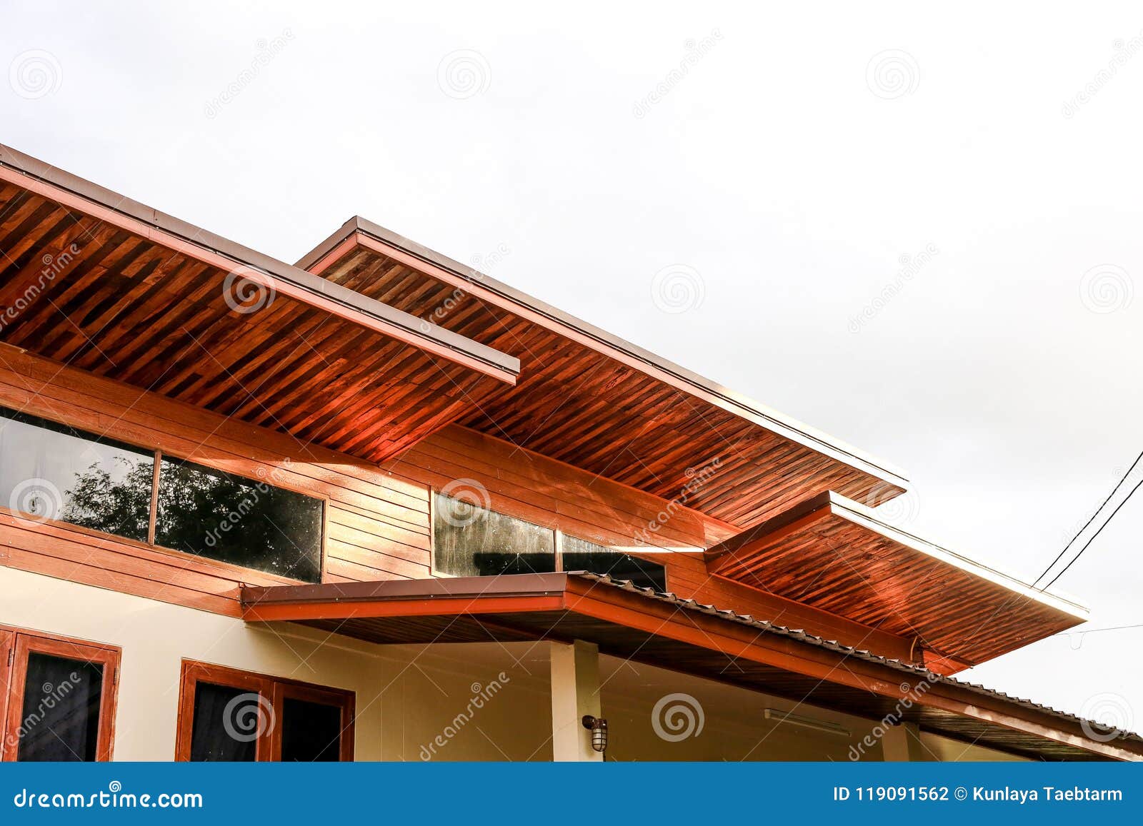 Toit De Pignon En Bois De Maison Moderne Photo stock - Image du ...