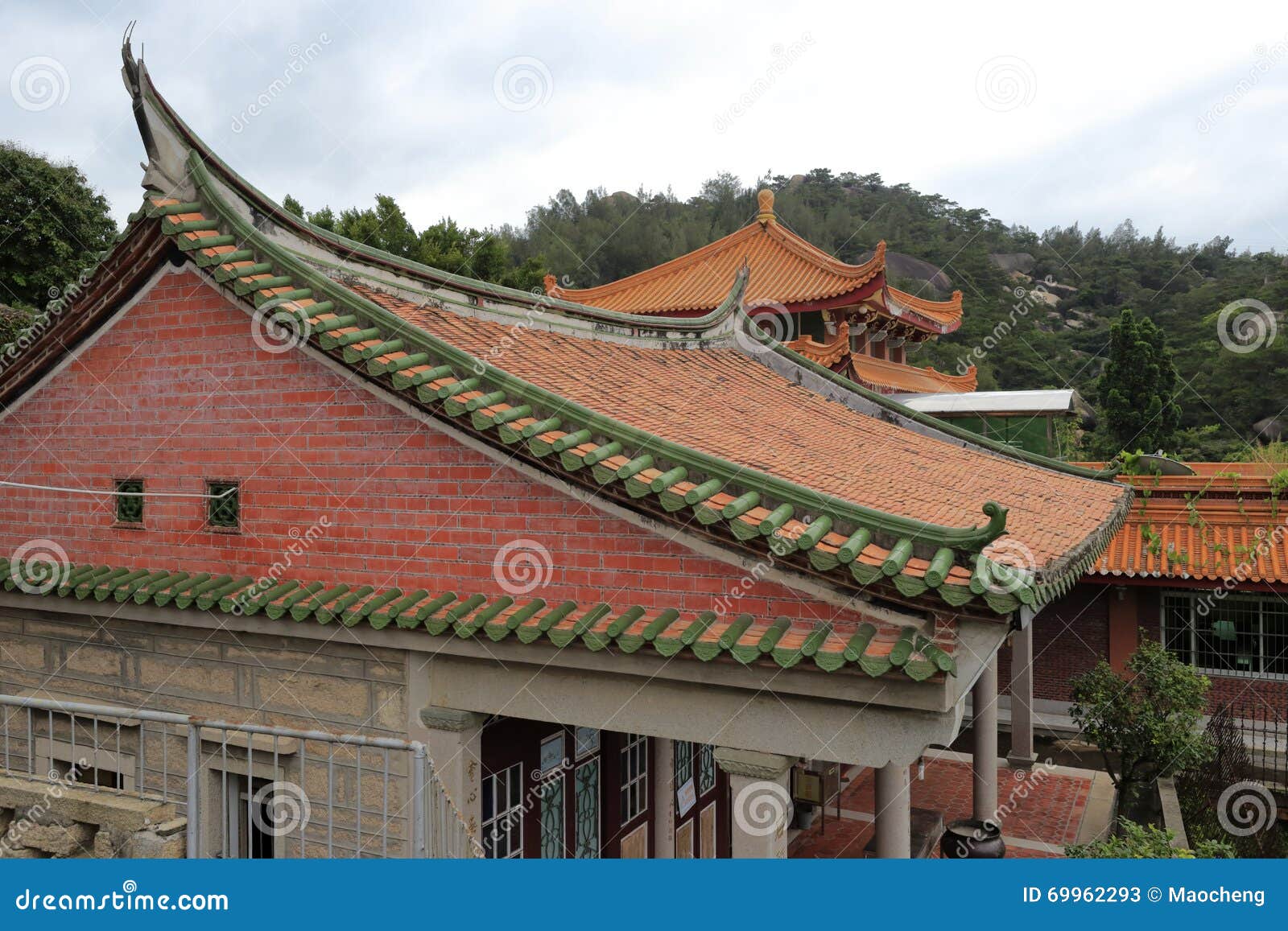 Toit De Temple De Wanshiliansi Image stock - Image du serein, couvent ...