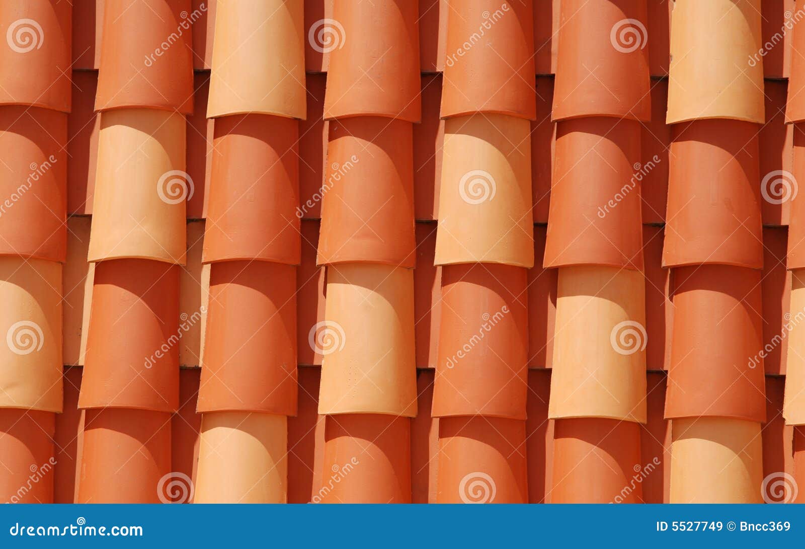 Toit de tuile rouge image stock. Image du architecture - 5527749