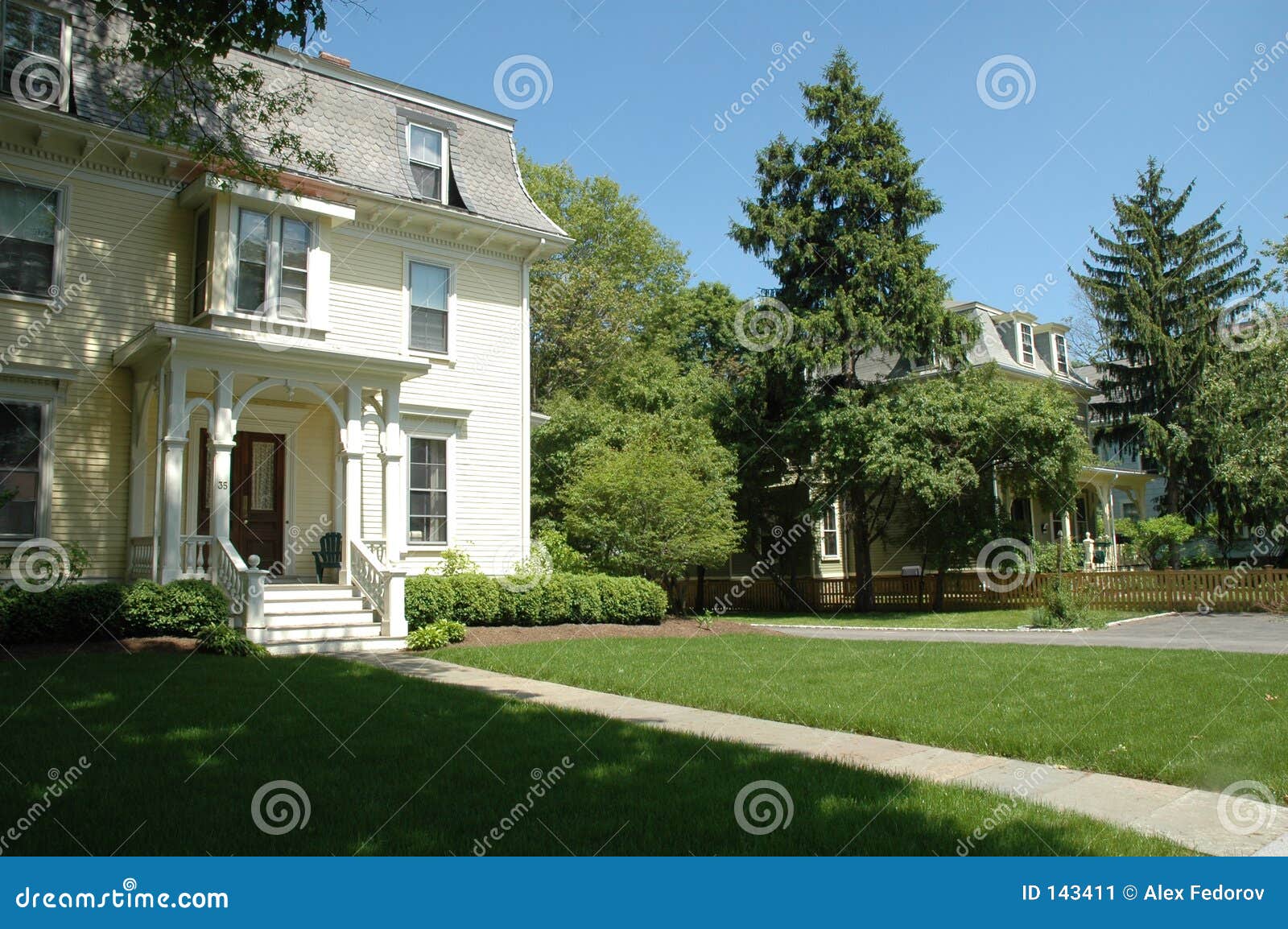 Toit en mansarde image stock. Image of maison, toit, acre - 143411