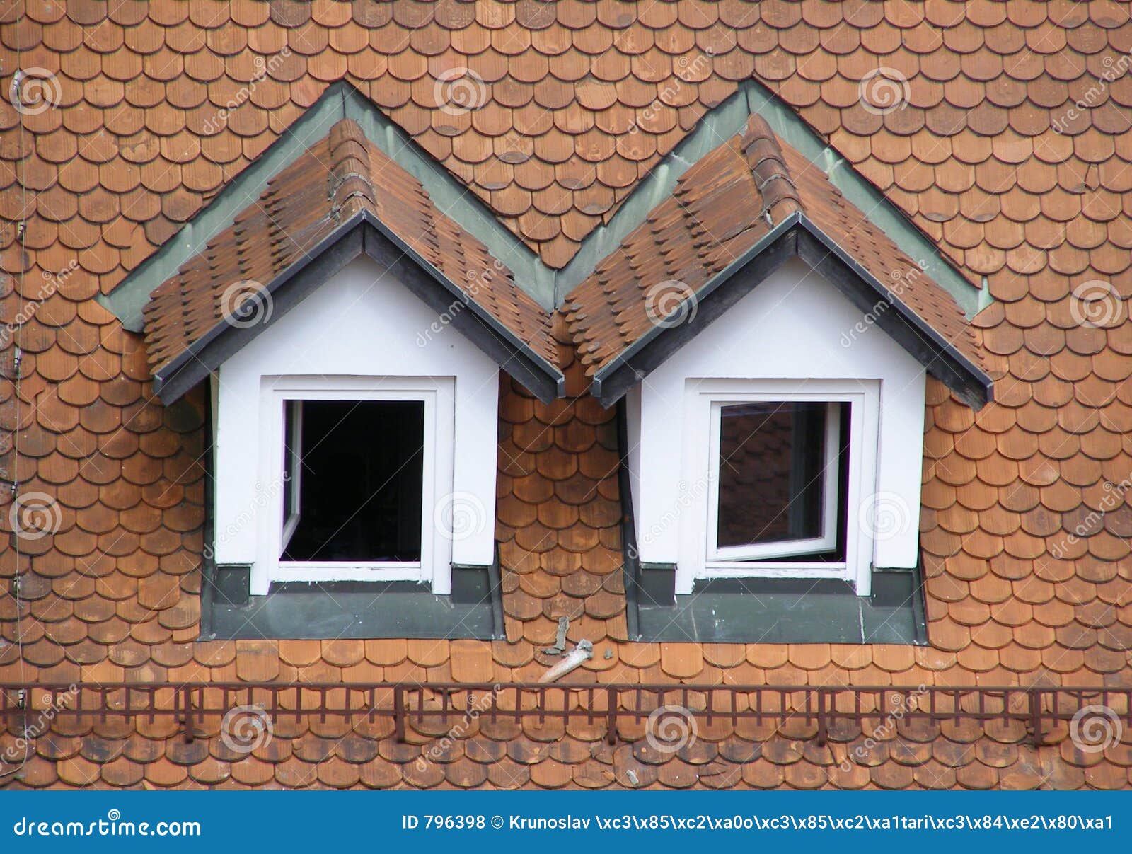 Toit en mansarde photo stock. Image du toit, brun, lucarne - 796398