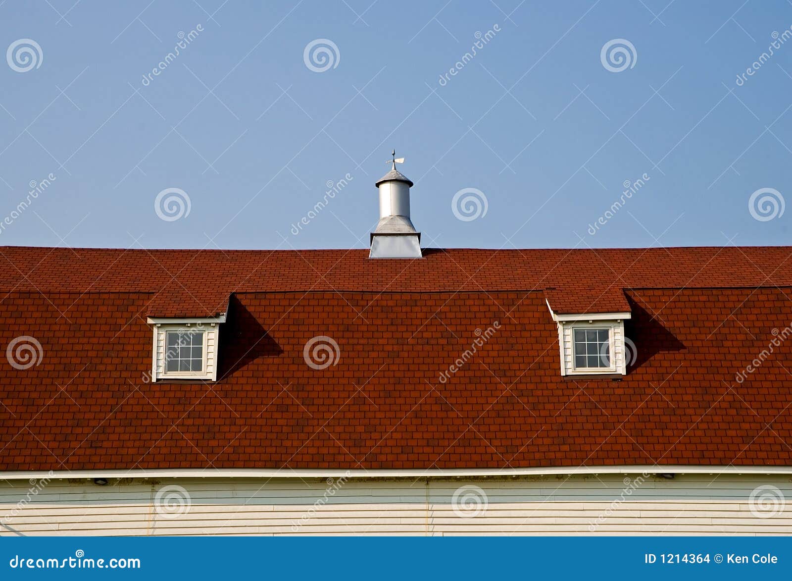 Toit Rouge De Grange De Gambrel Photo stock - Image du bardeau, grand ...
