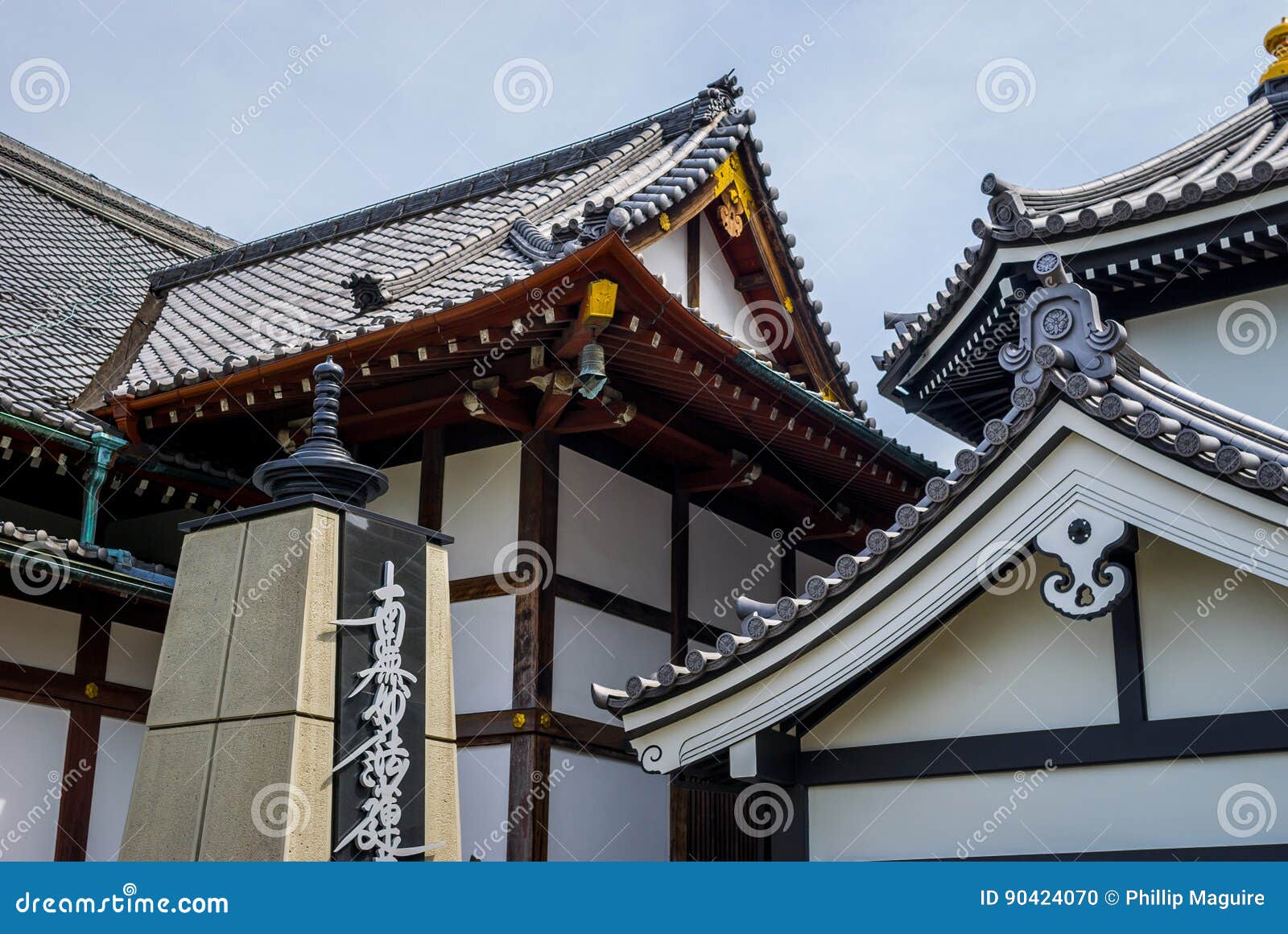 Toits de temple, Tokyo image éditorial. Image du opinion - 90424070