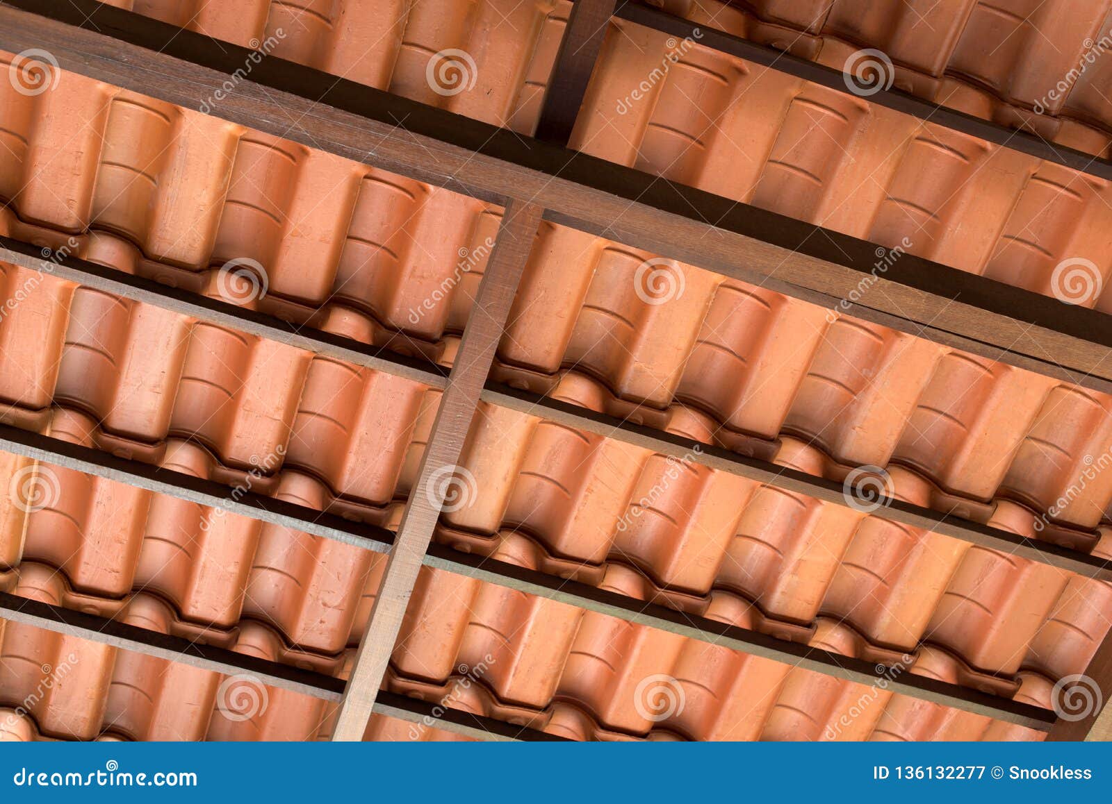 Toiture de tuile rouge image stock. Image du ceramique - 136132277