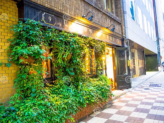 TOKIO, JAPÓN 28 DE JUNIO - 2017: Edificio Hermoso Con Las Plantas ... TOKIO, JAPÓN 28 DE JUNIO - 2017: Edificio Hermoso Con Las Plantas ...