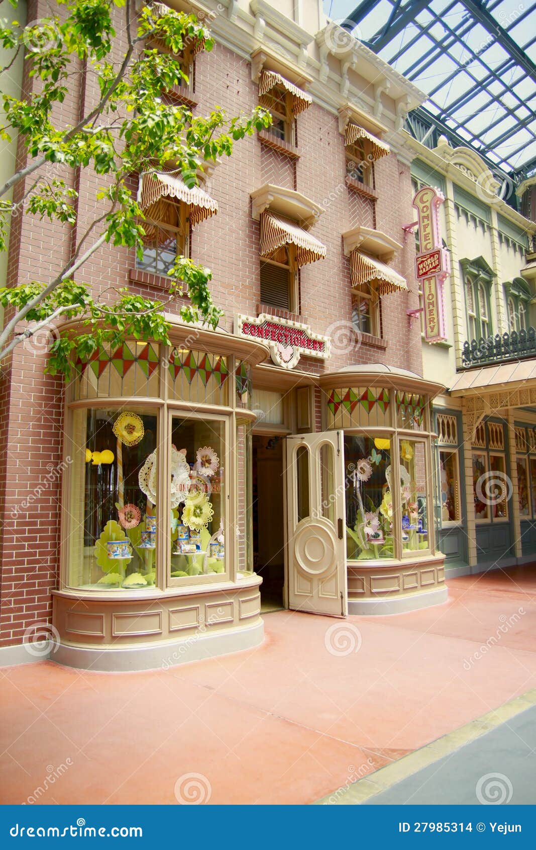 Tokyo Disneyland shops editorial stock image. Image of shop - 27985314