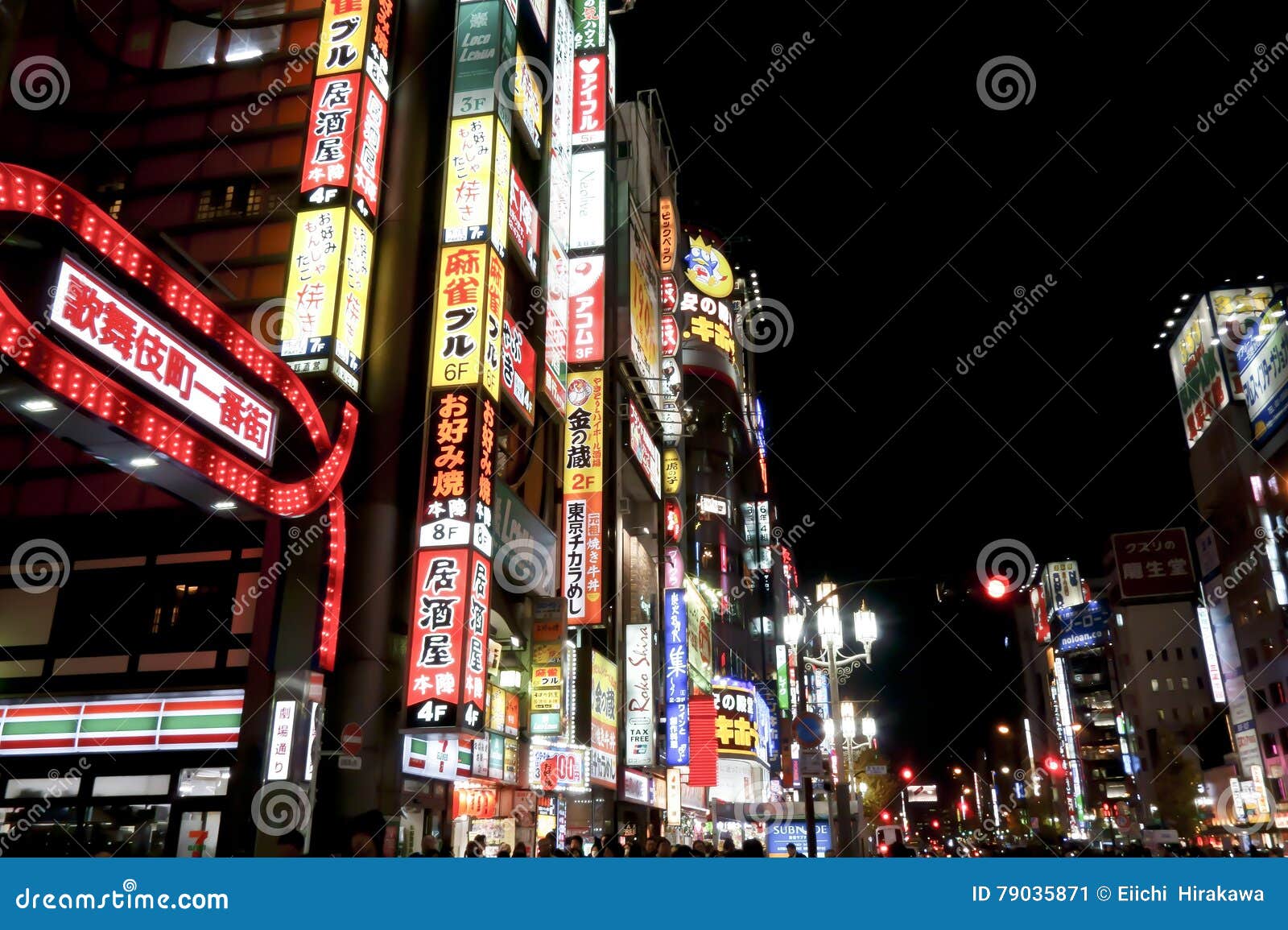 Tokyo Shinjuku nachts redaktionelles foto. Bild von tourist - 79035871