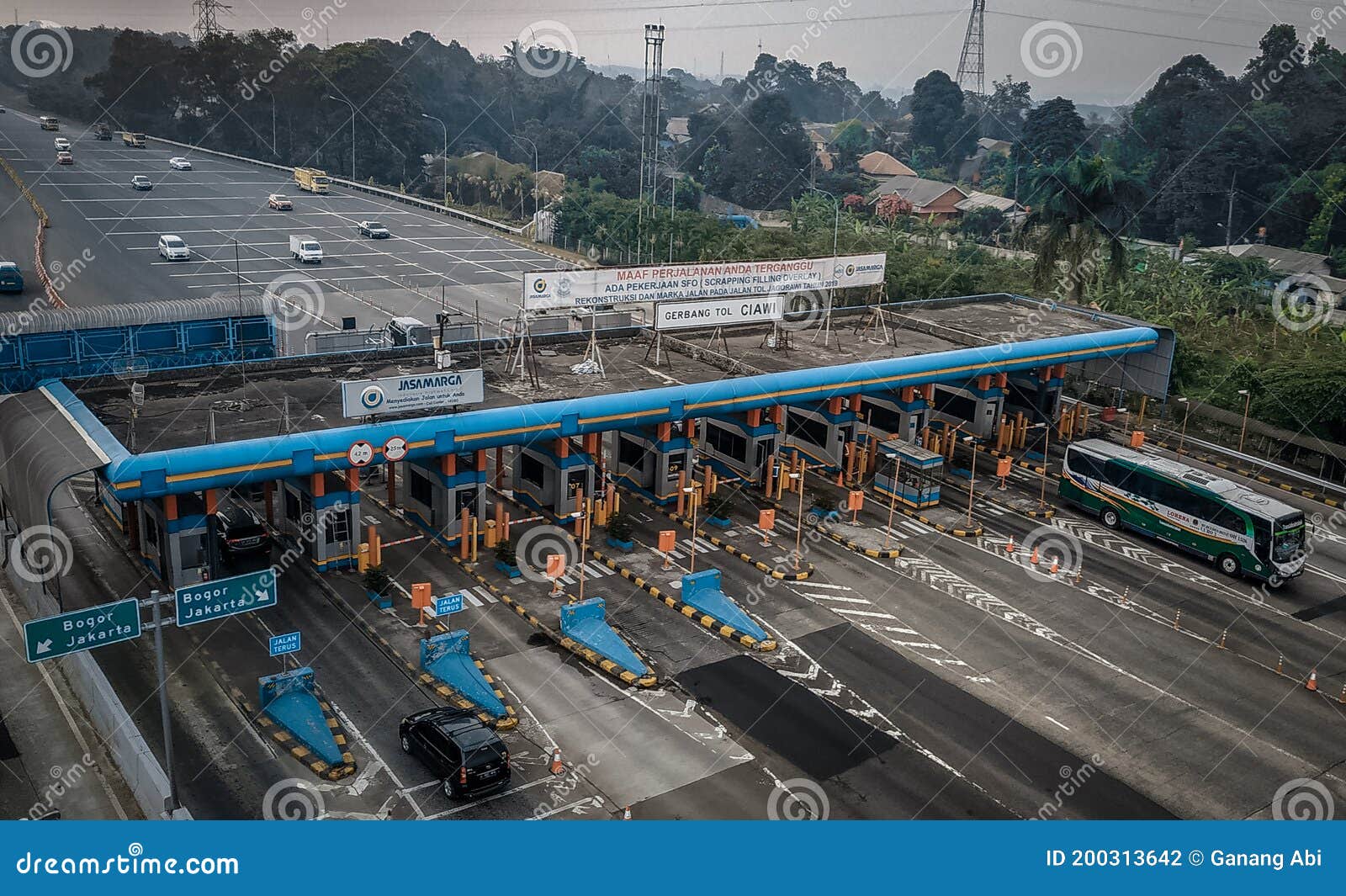 Toll road entrance gate editorial photography. Image of road - 200313642