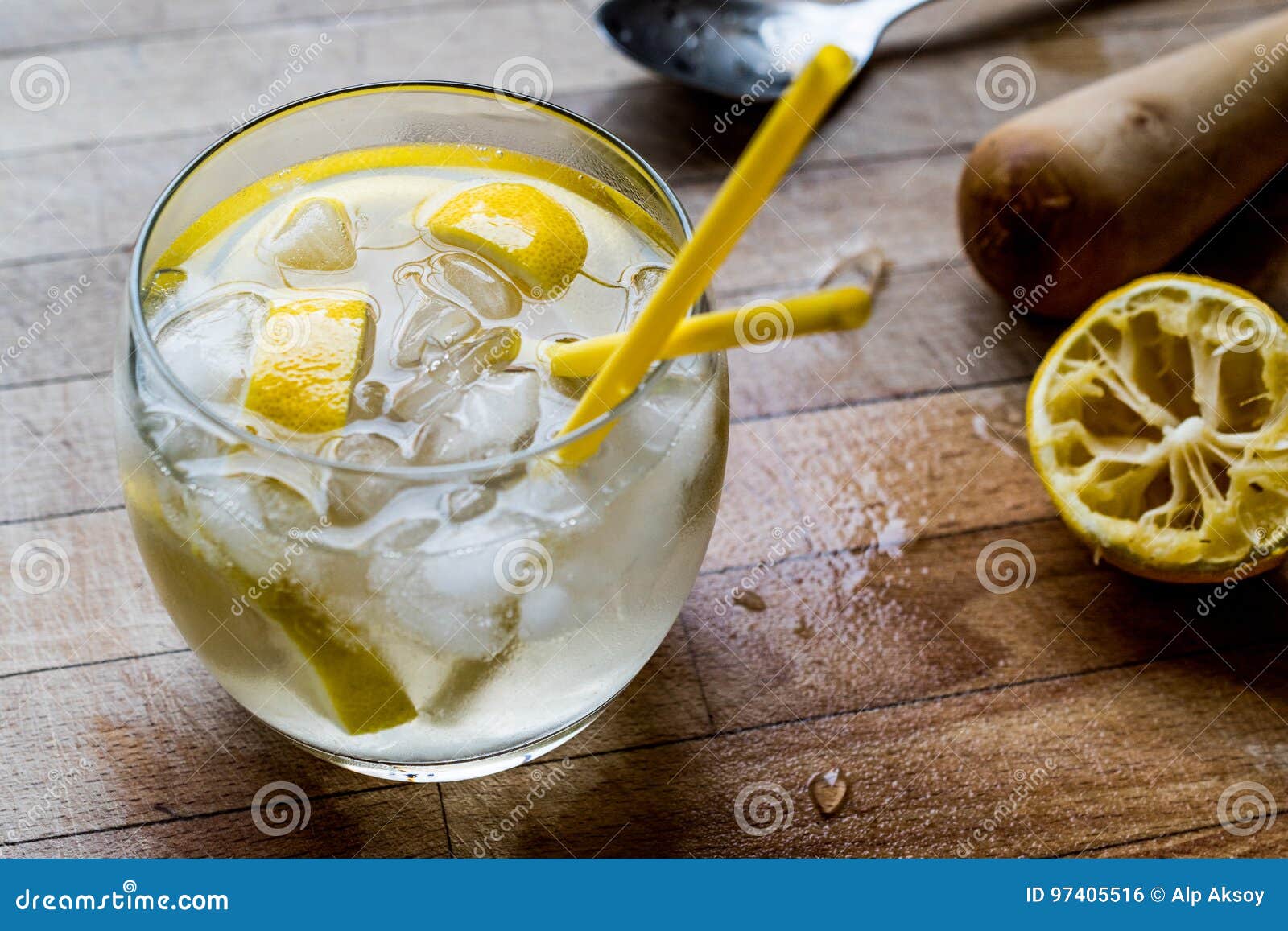 Tom Collins Cocktail Mit Zitrone Und Eis Stockfoto - Bild von glas ...