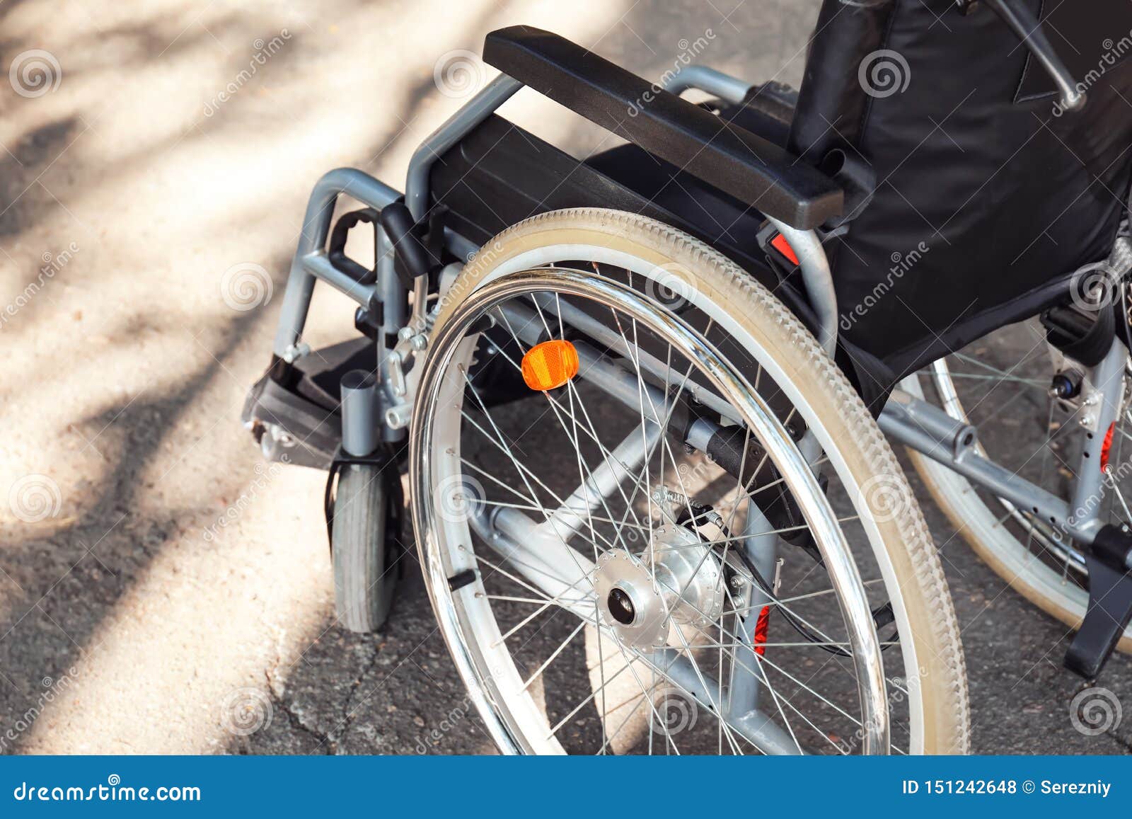 Tom Modern Rullstol Utomhus Arkivfoto - Bild av förlamning, ogiltigt ...