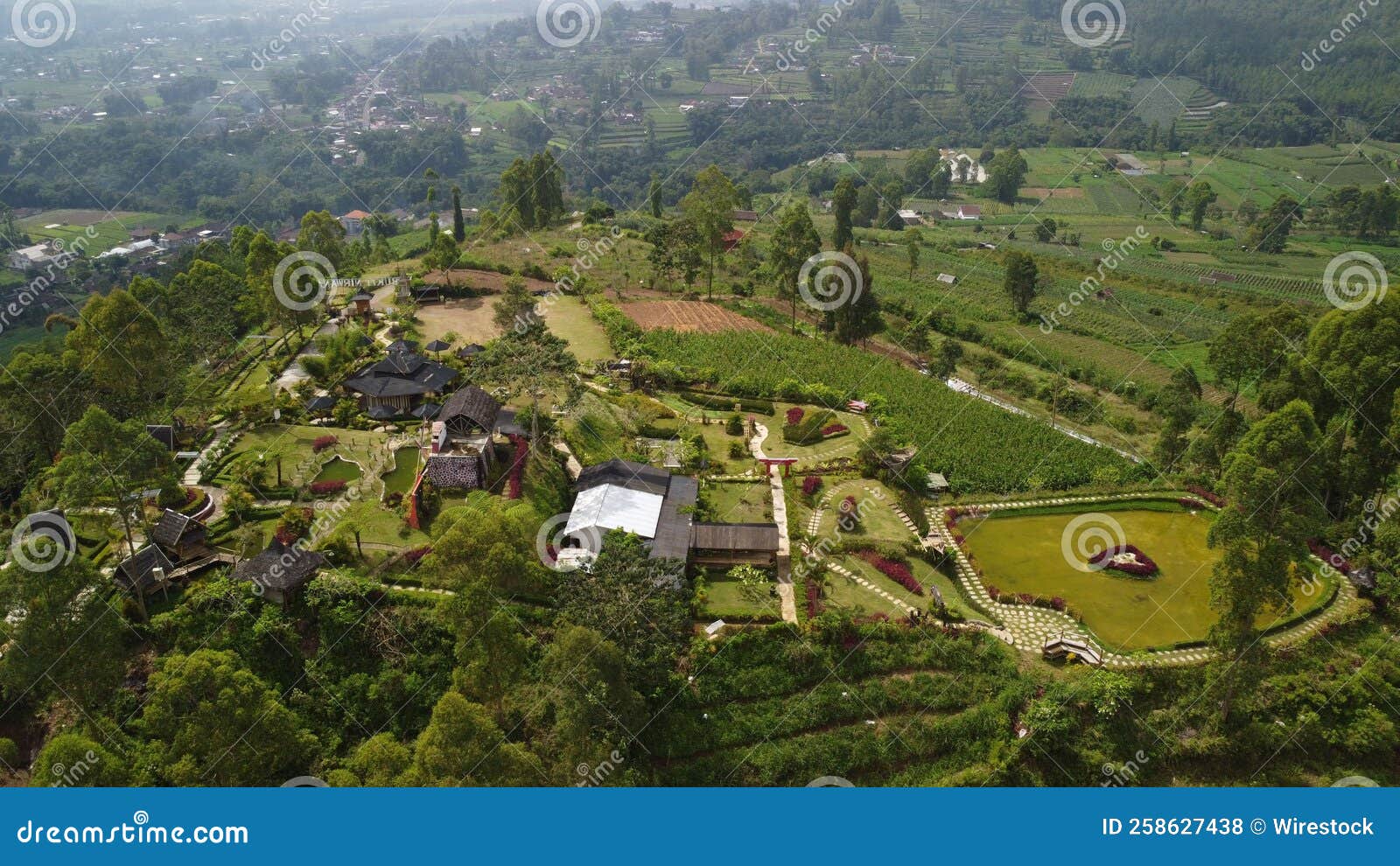 Toma De Altura De La Isla Verde Java Y Edificios En Indonesia Foto de ...