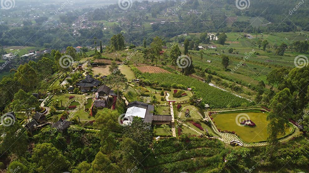 Toma De Altura De La Isla Verde Java Y Edificios En Indonesia Foto de ...