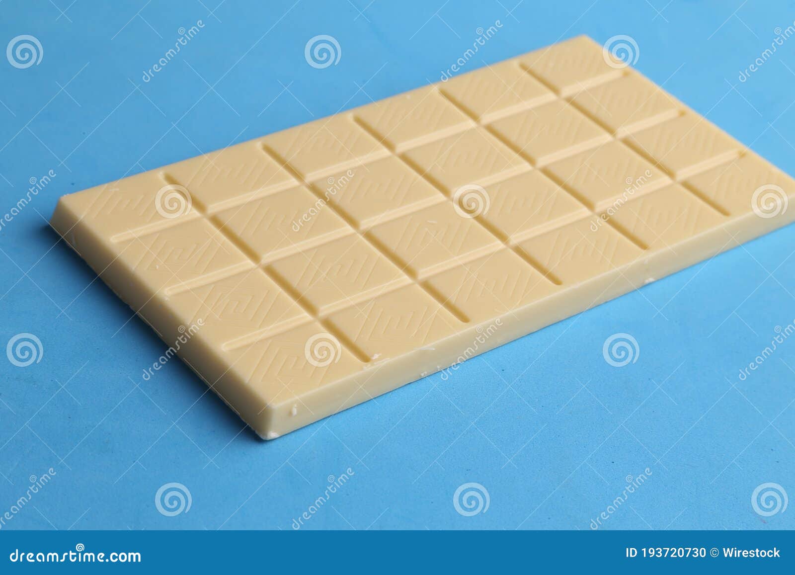 Toma De Gran Angular De Una Barra De Chocolate Blanco Aislada En Una ...