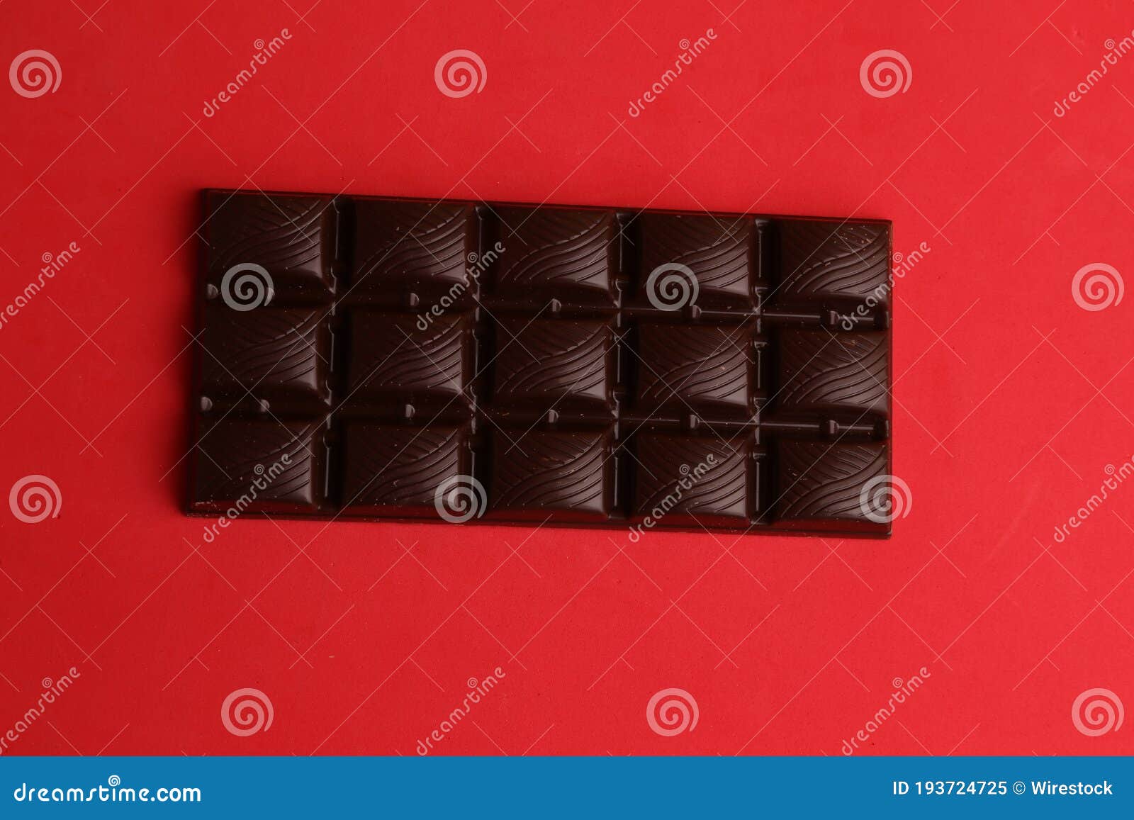 Toma De Gran Angular De Una Barra De Chocolate Oscuro En Una Superficie ...