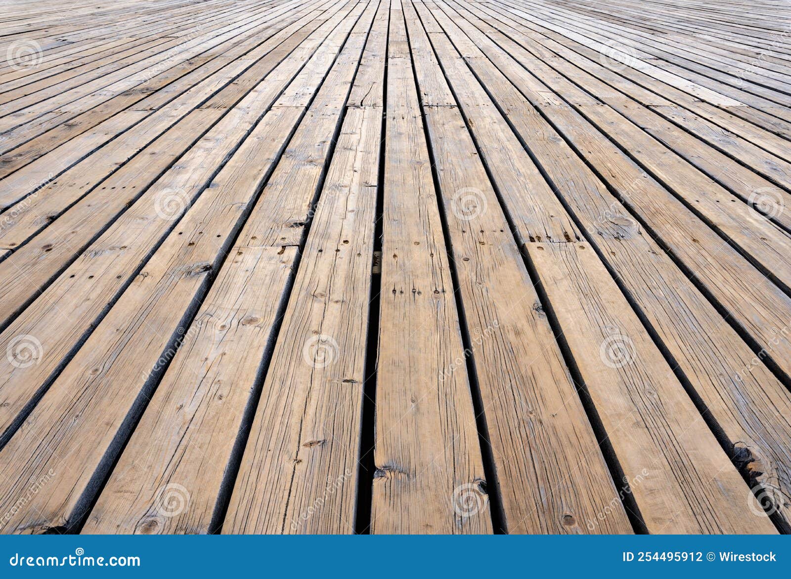 Toma De Gran Angular De Una Plataforma De Madera Con Tablas Foto de ...