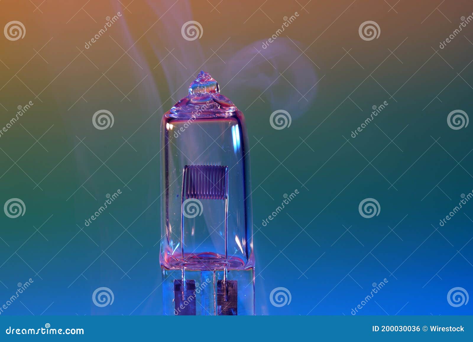 Toma de un foco con humo foto de archivo. Imagen de azul - 200030036