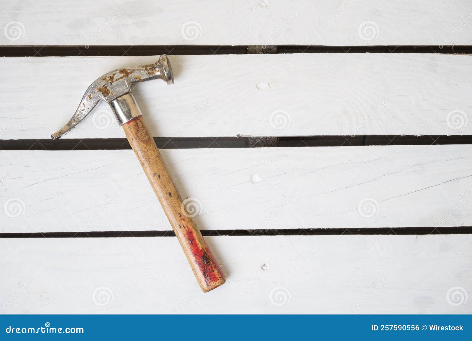 Toma De Un Martillo Sobre Tablas Blancas De Madera Foto de archivo ...