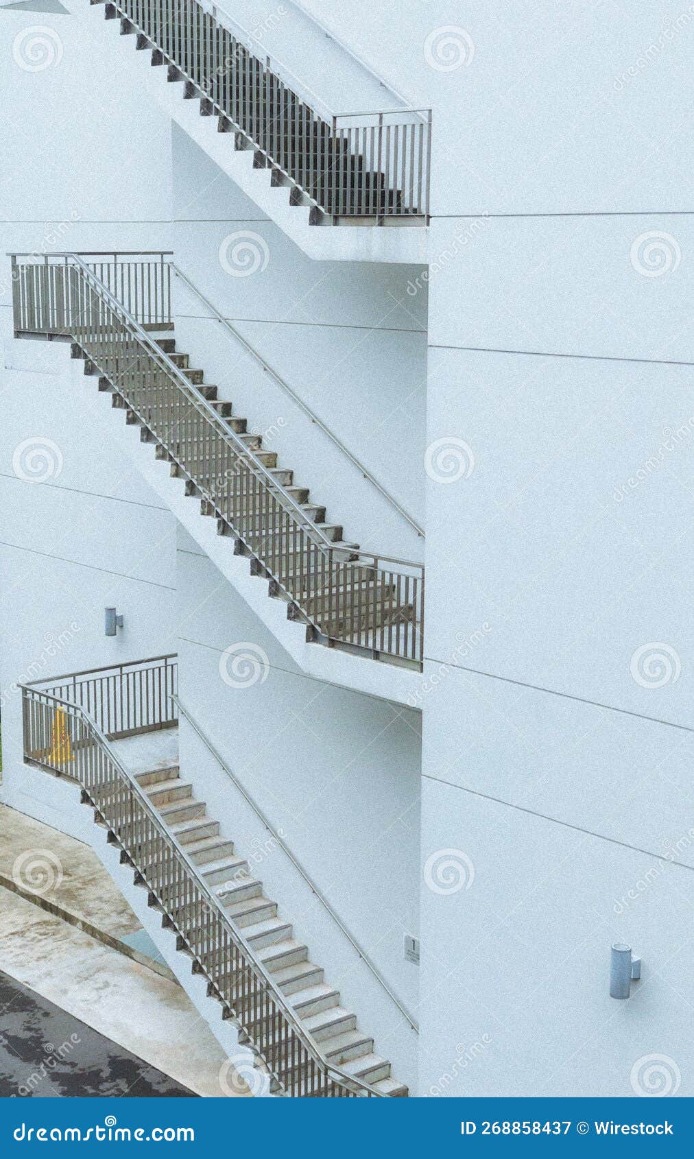 Toma Vertical De Las Escaleras Pegadas a Un Edificio Blanco Imagen de archivo - Imagen de ...