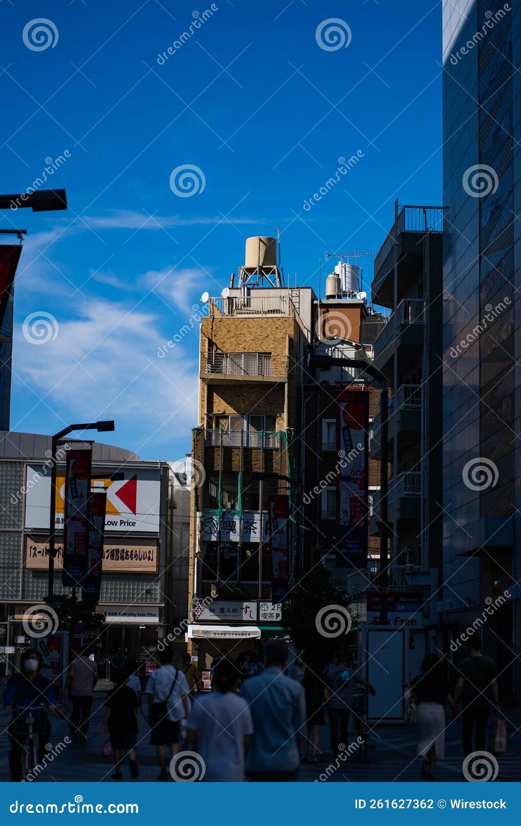 Toma Vertical De Los Edificios En Las Calles De Tokyo Japan Fotografía ...
