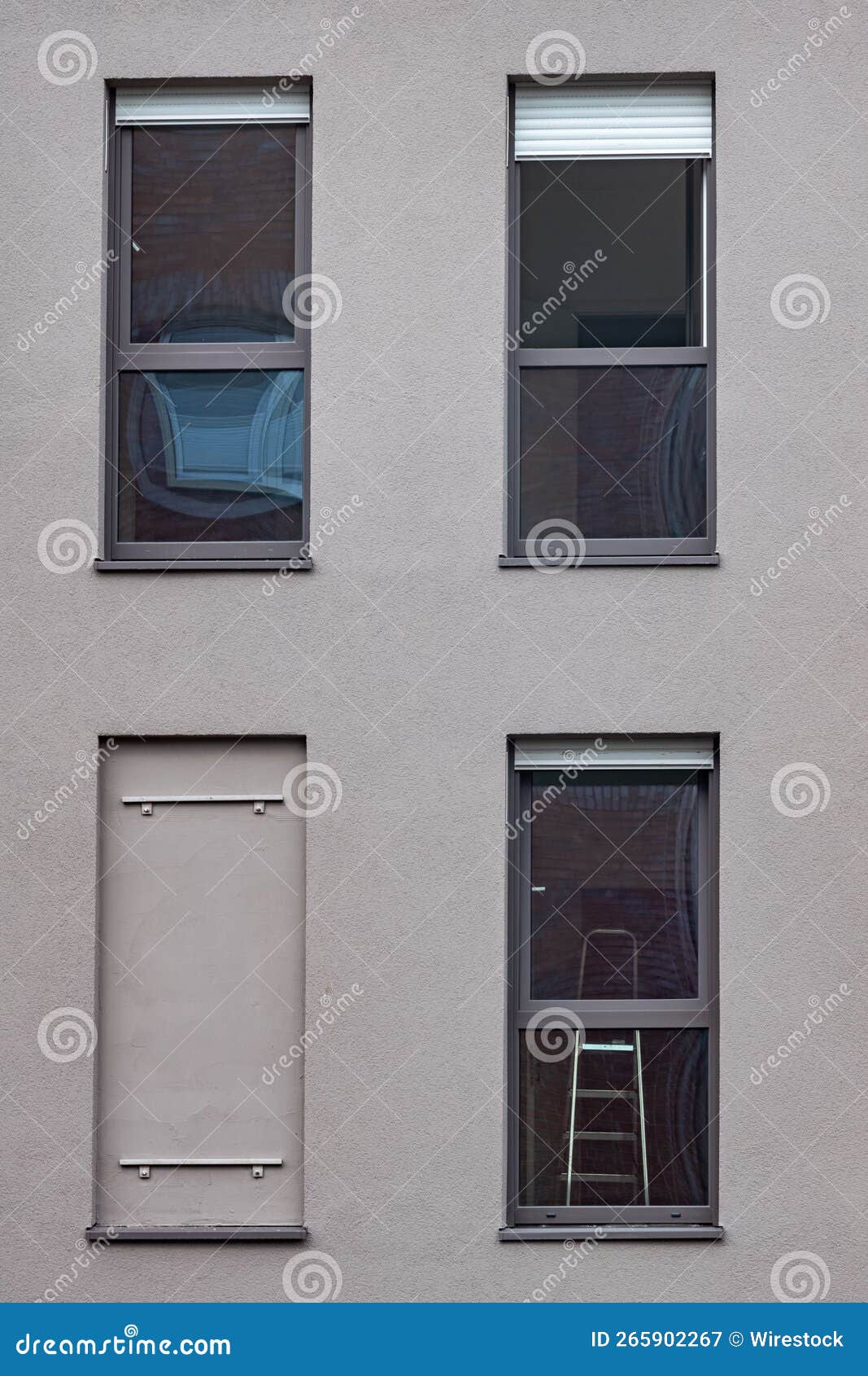 Toma Vertical De Ventanas Rectangulares Uniformes De Un Edificio Imagen ...
