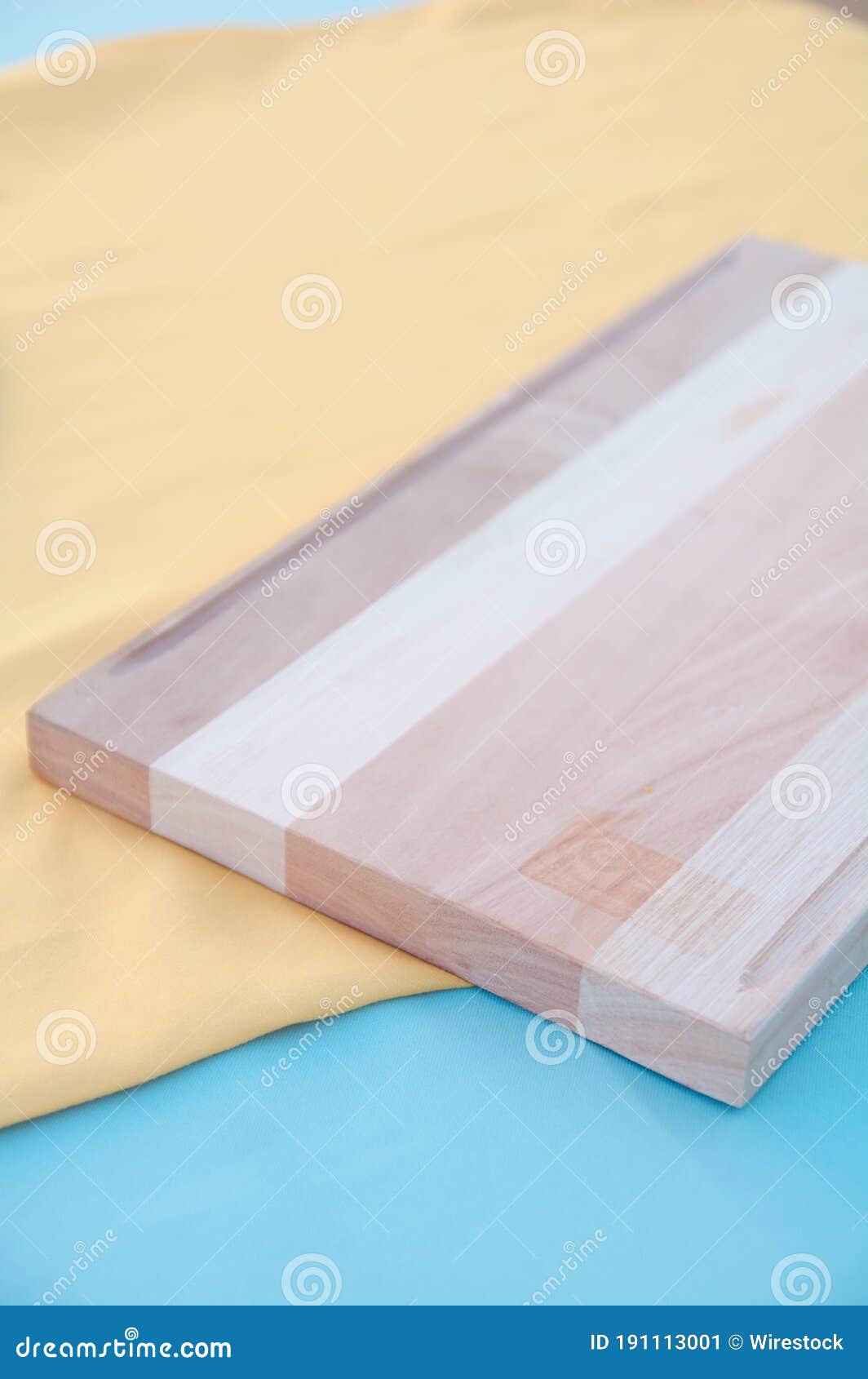 Toma Vertical Del Tablero De Corte De Madera Imagen de archivo - Imagen ...