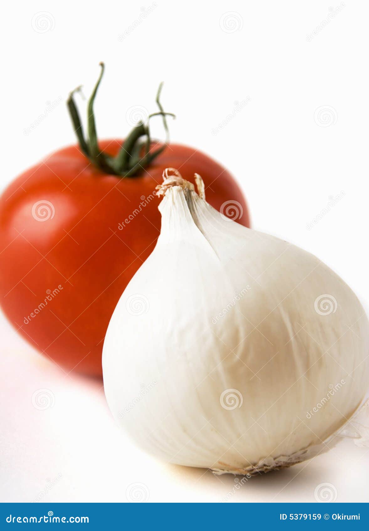 Tomaat en witte ui stock afbeelding. Image of nagerecht - 5379159