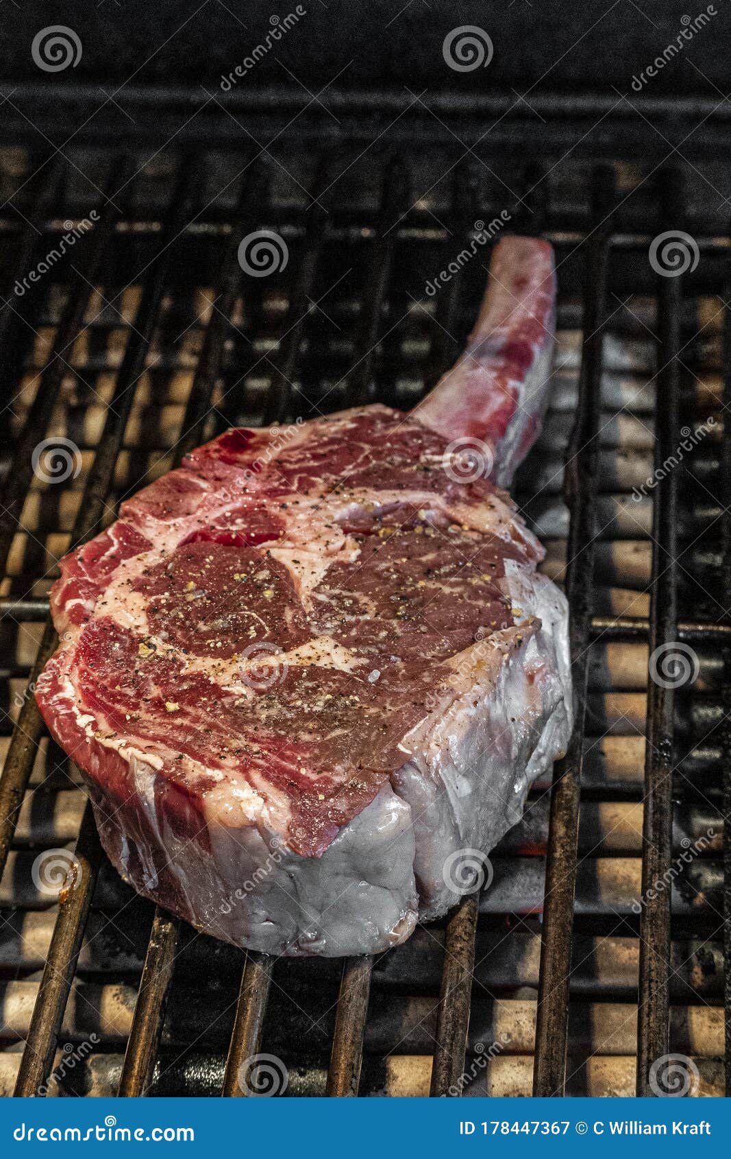 Tomahawk steak Close imagen de archivo. Imagen de carne - 178447367
